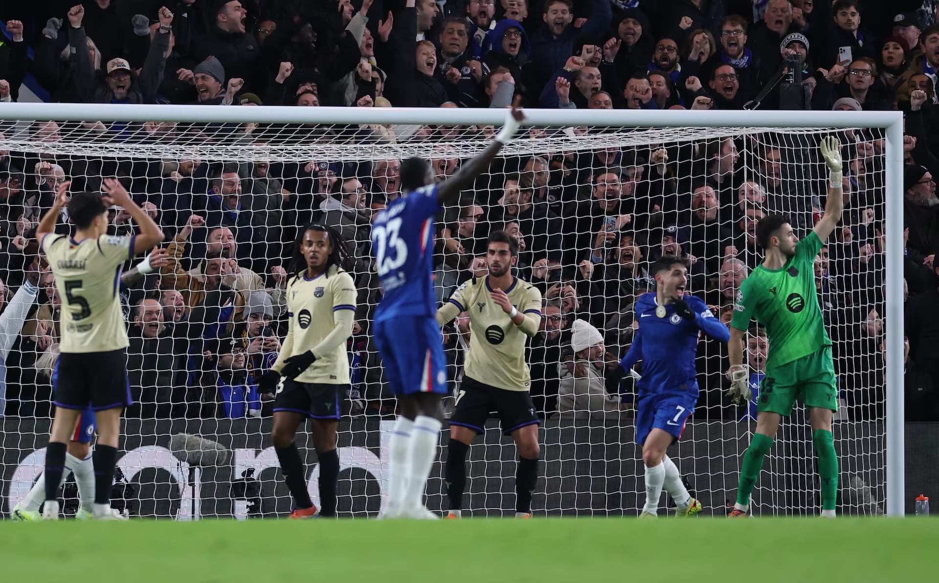 Chelsea turn on the style to crush 10-man Barca 3-0