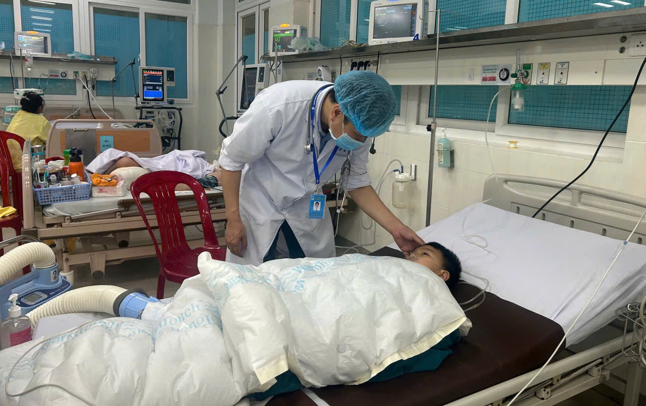 Người đàn ông ôm cháu bé 2 tuổi và 6 tuổi nhảy xuống sông Trà Khúc ...