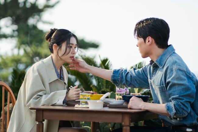 Khám phá tủ đồ thanh lịch của nữ chính Dynamite kiss