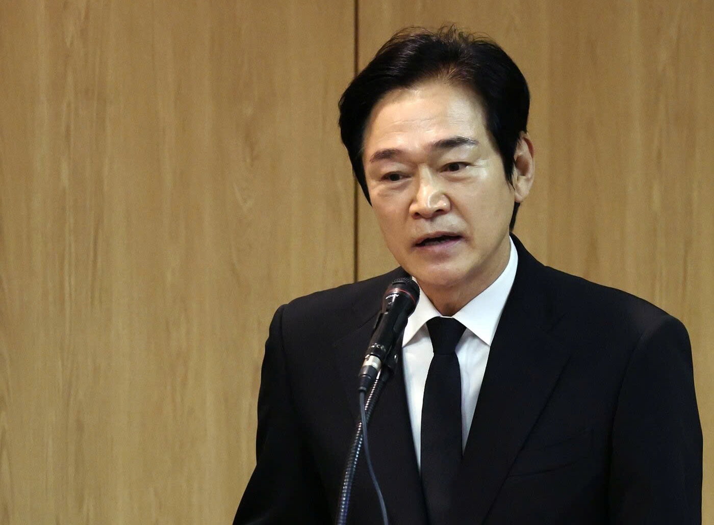 Jung Bo Seok, Ha Ji Won, Jung Il Woo... khóc đỏ mắt trong lễ tang 'ông ...