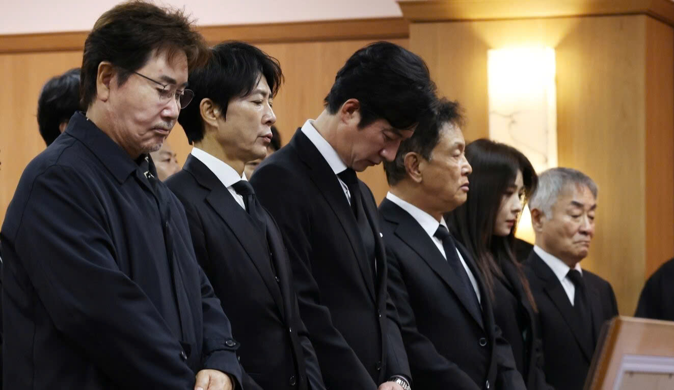 Jung Bo Seok, Ha Ji Won, Jung Il Woo... khóc đỏ mắt trong lễ tang 'ông ...