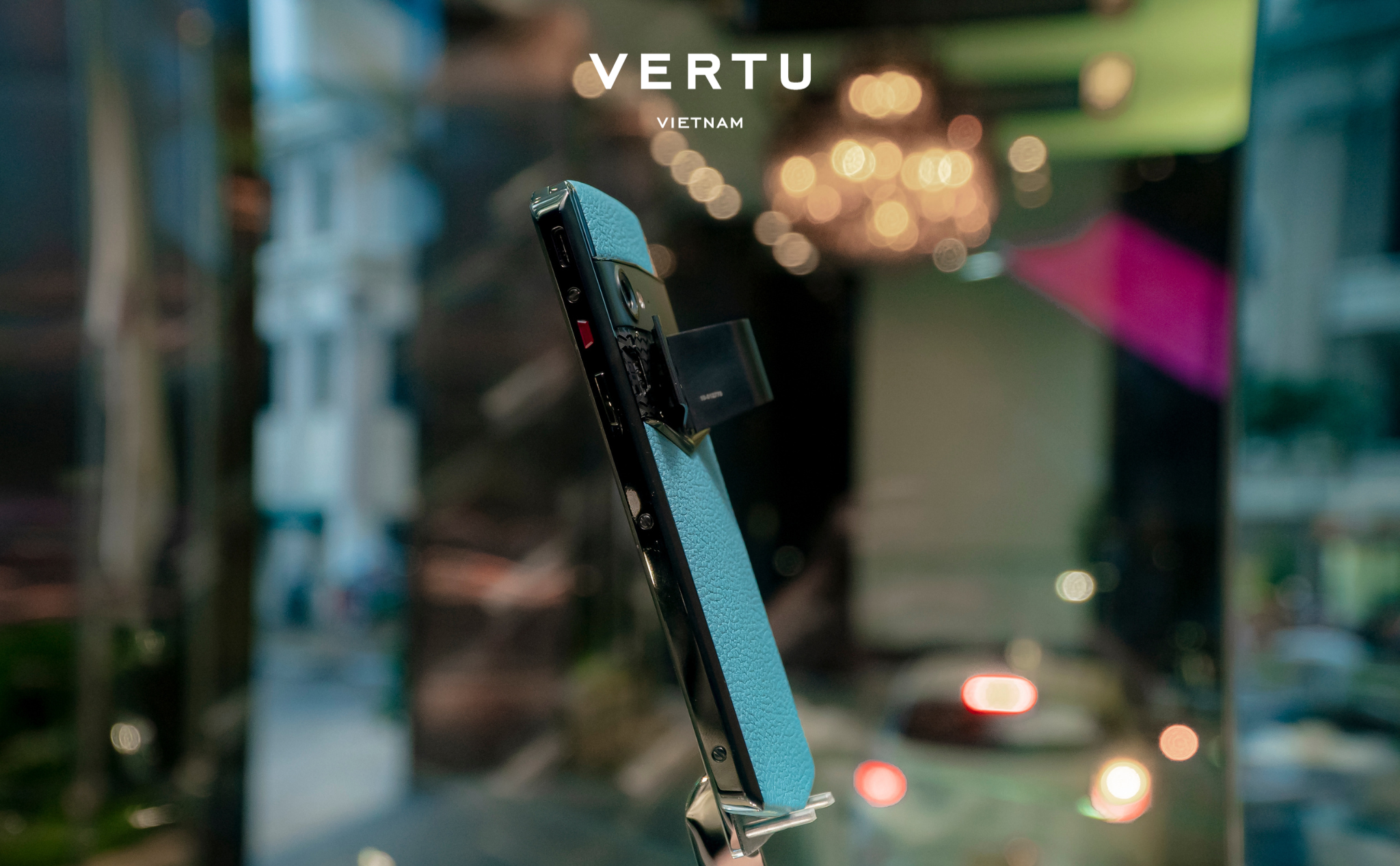 Vì sao Vertu vẫn giữ phím Ruby trong kỷ nguyên AI? - Tuổi Trẻ Online
