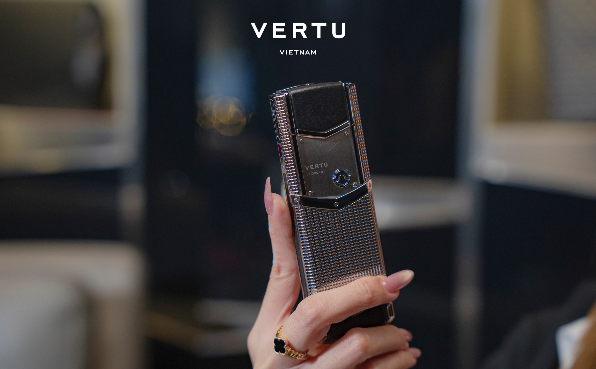 Vì sao Vertu vẫn giữ phím Ruby trong kỷ nguyên AI? - Tuổi Trẻ Online