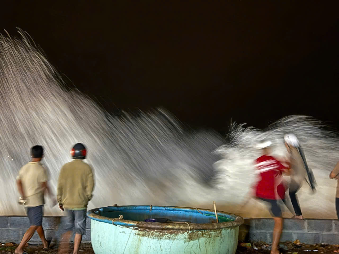 Sóng biển dâng cao đánh vỡ nhiều đoạn kè biển Phan Thiết, Mũi Né - Tuổi ...