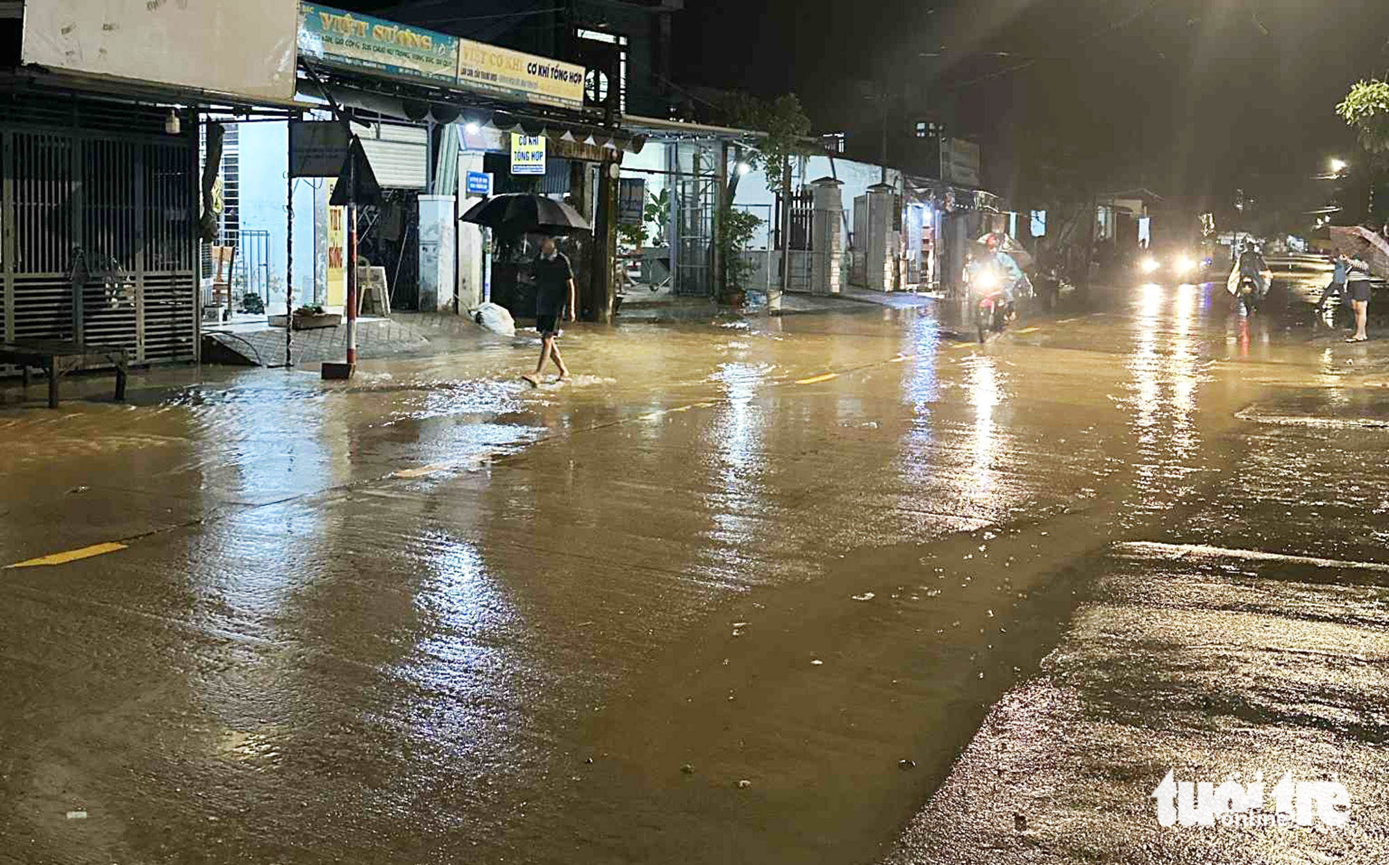 Floodwaters rise again on rivers in flood-ravaged Da Nang