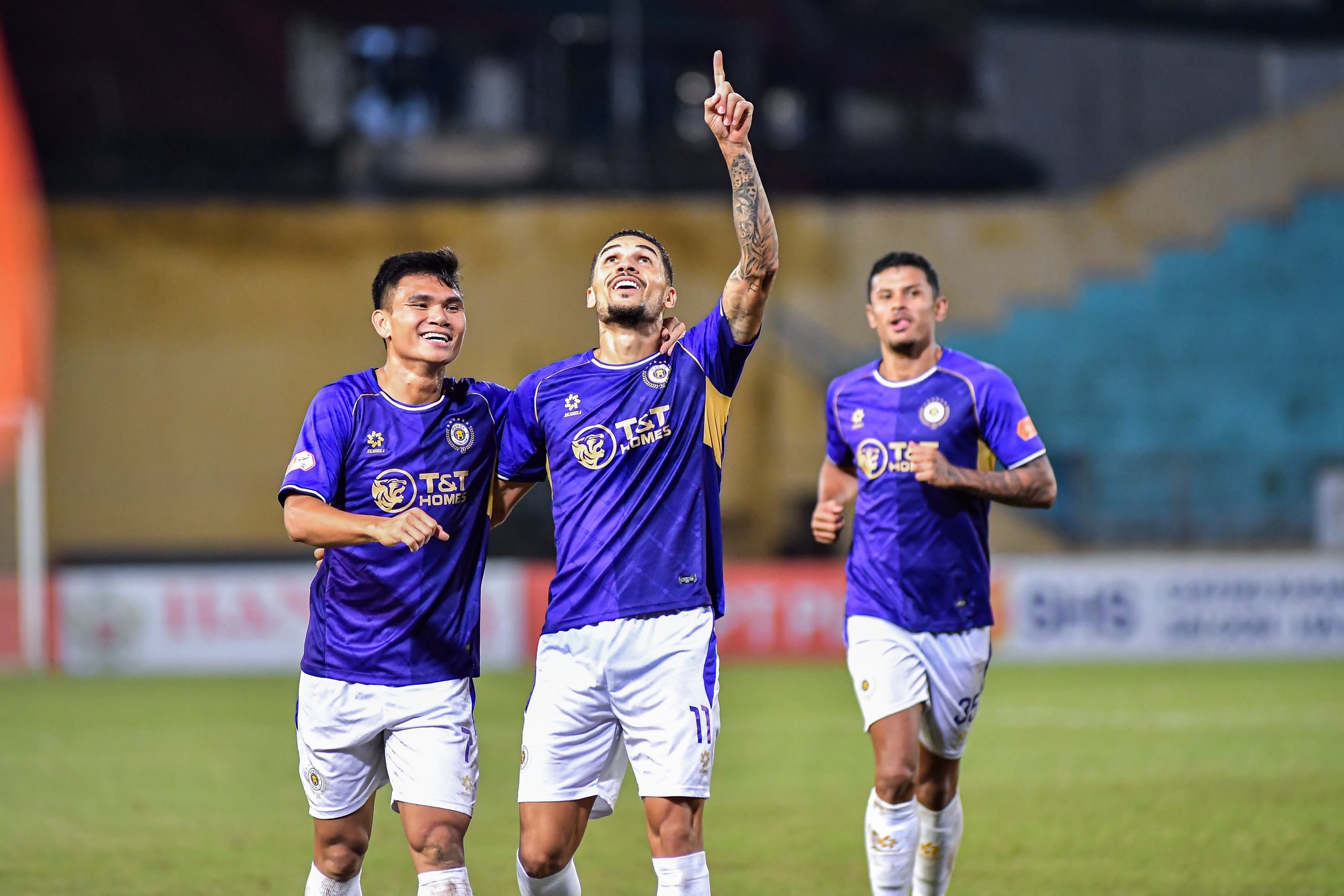 HLV Harry Kewell và Đỗ Hoàng Hên hồi sinh CLB Hà Nội - Tuổi Trẻ Online
