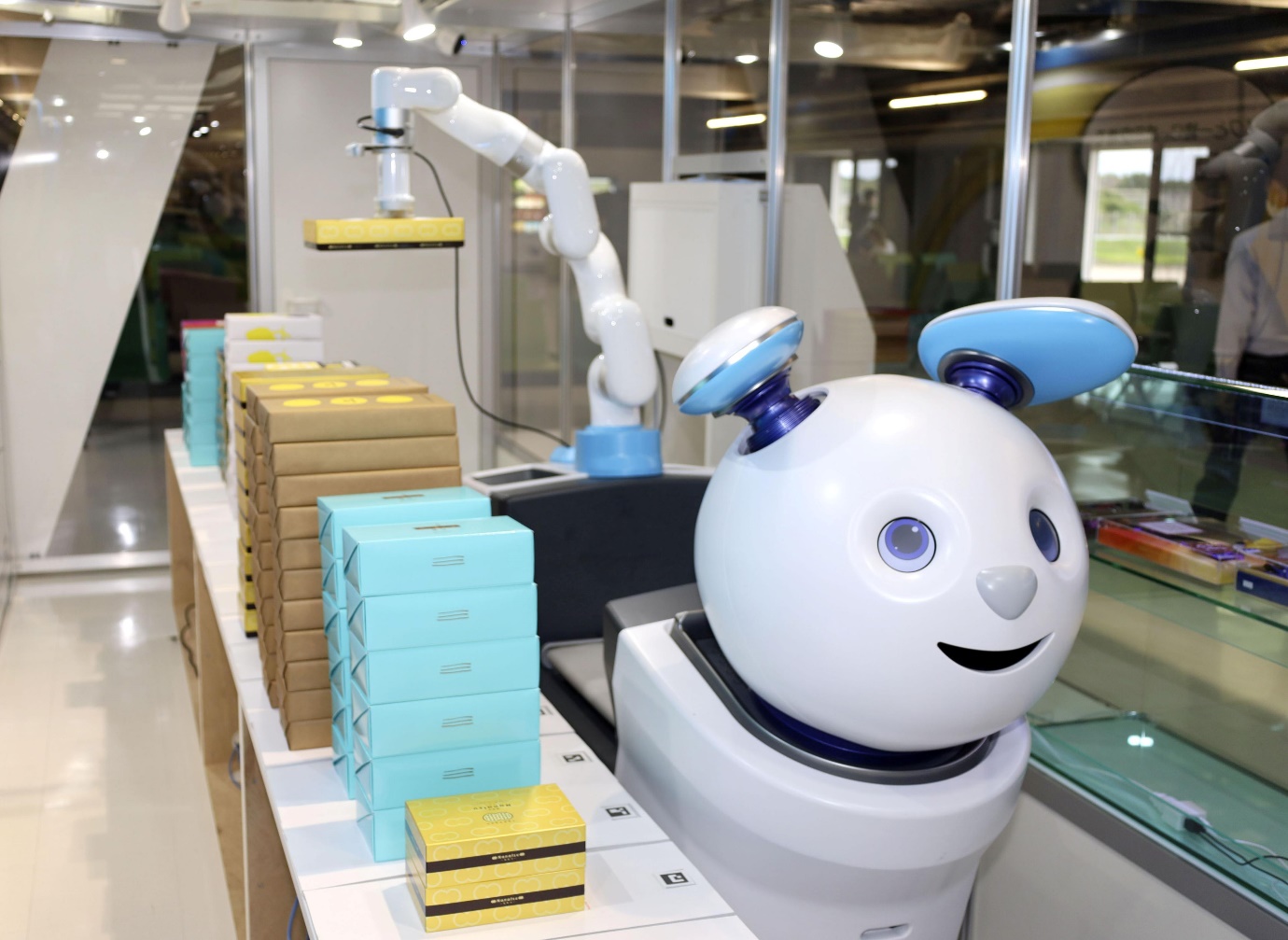 Robot mèo bán hàng tự động tại sân bay Nhật Bản - Tuổi Trẻ Online