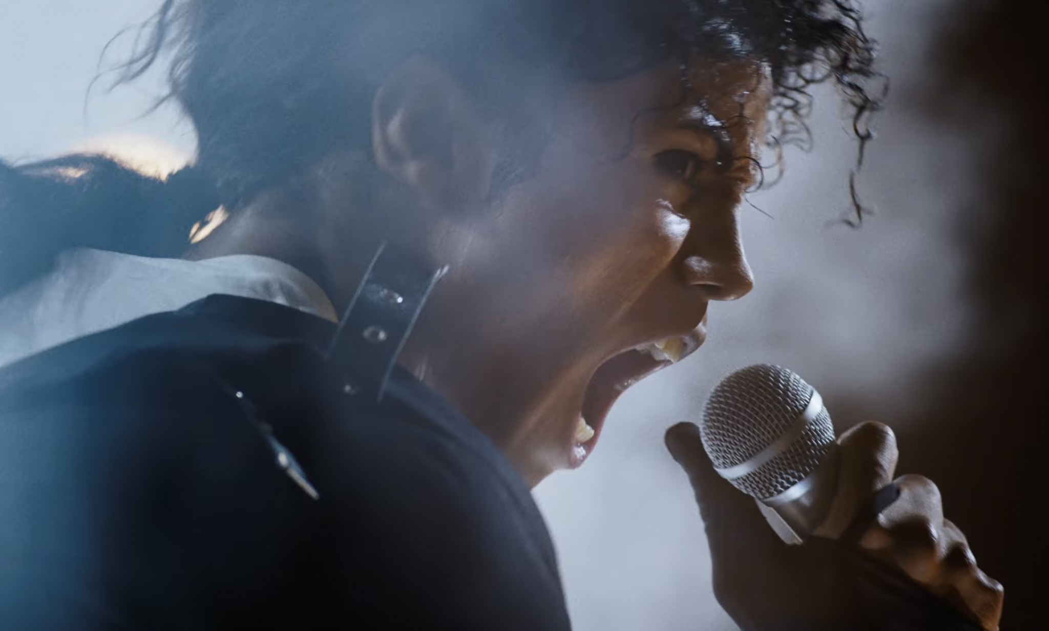 Jaafar Jackson tái hiện hình ảnh người chú Michael Jackson trong bộ ...
