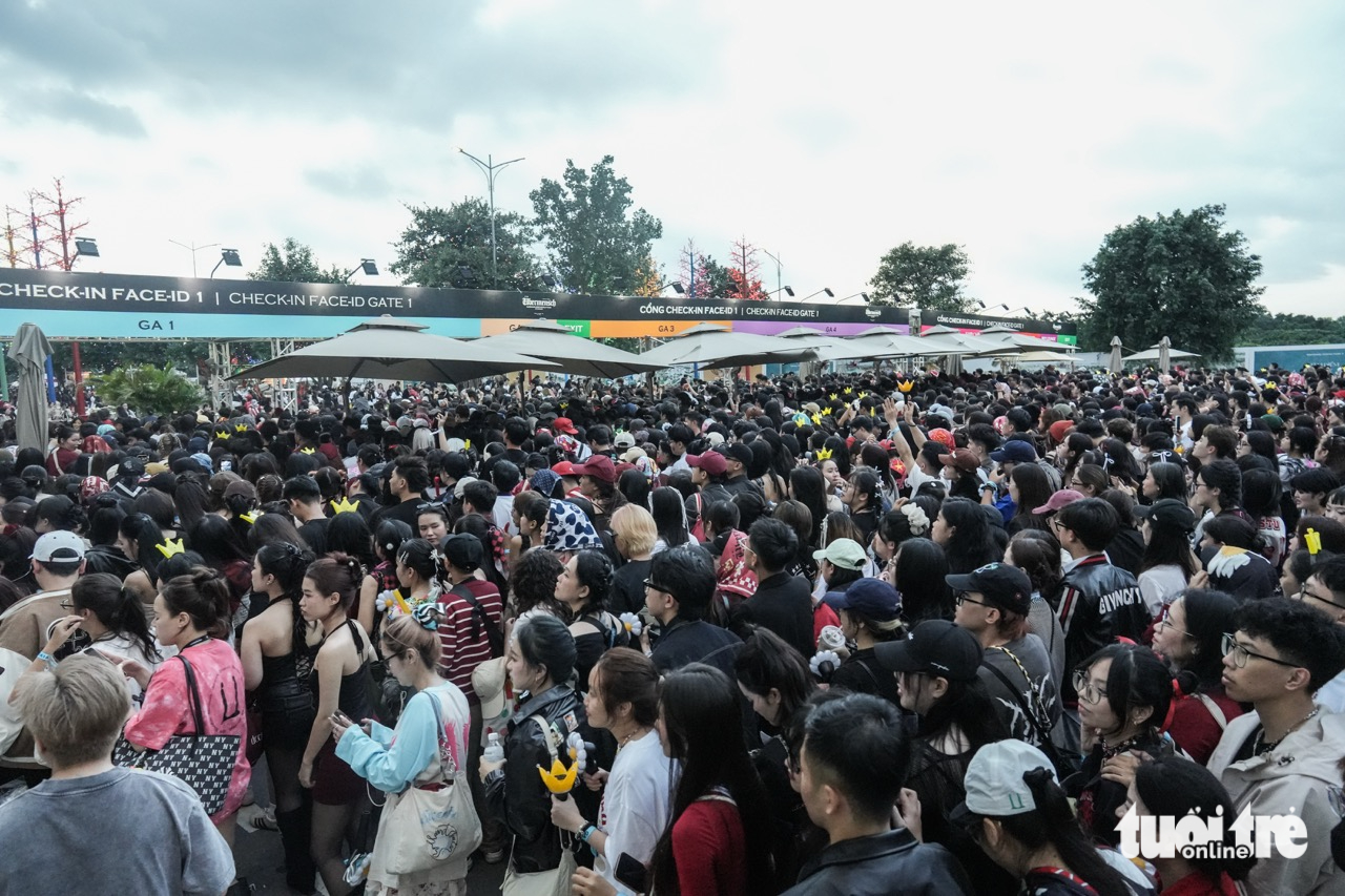 Fan Việt hò reo 'anh Long, anh Long', G-DRAGON bối rối, fan nước ngoài ...