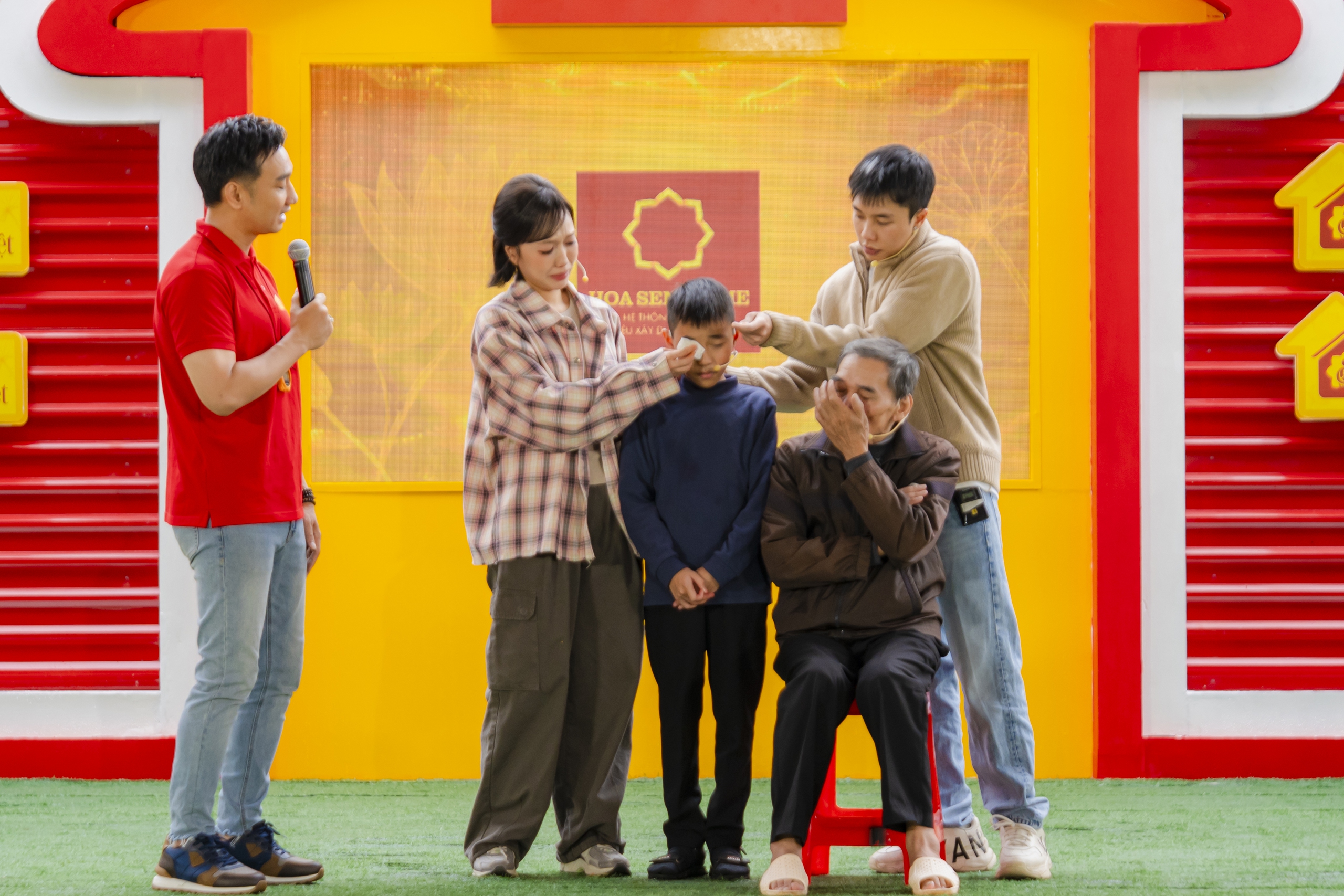 Khán giả Hà Nội đội mưa nán lại đến phút cuối cùng 'Mái ấm gia đình Việt' - Tuổi Trẻ Online