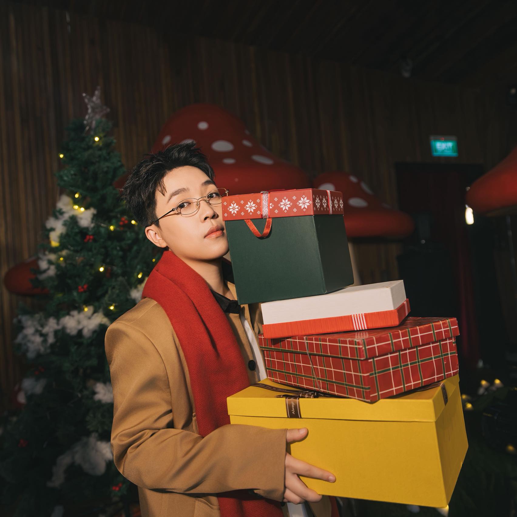 A warm Christmas season with the EP 'Hug Season' from Kai Đinh.