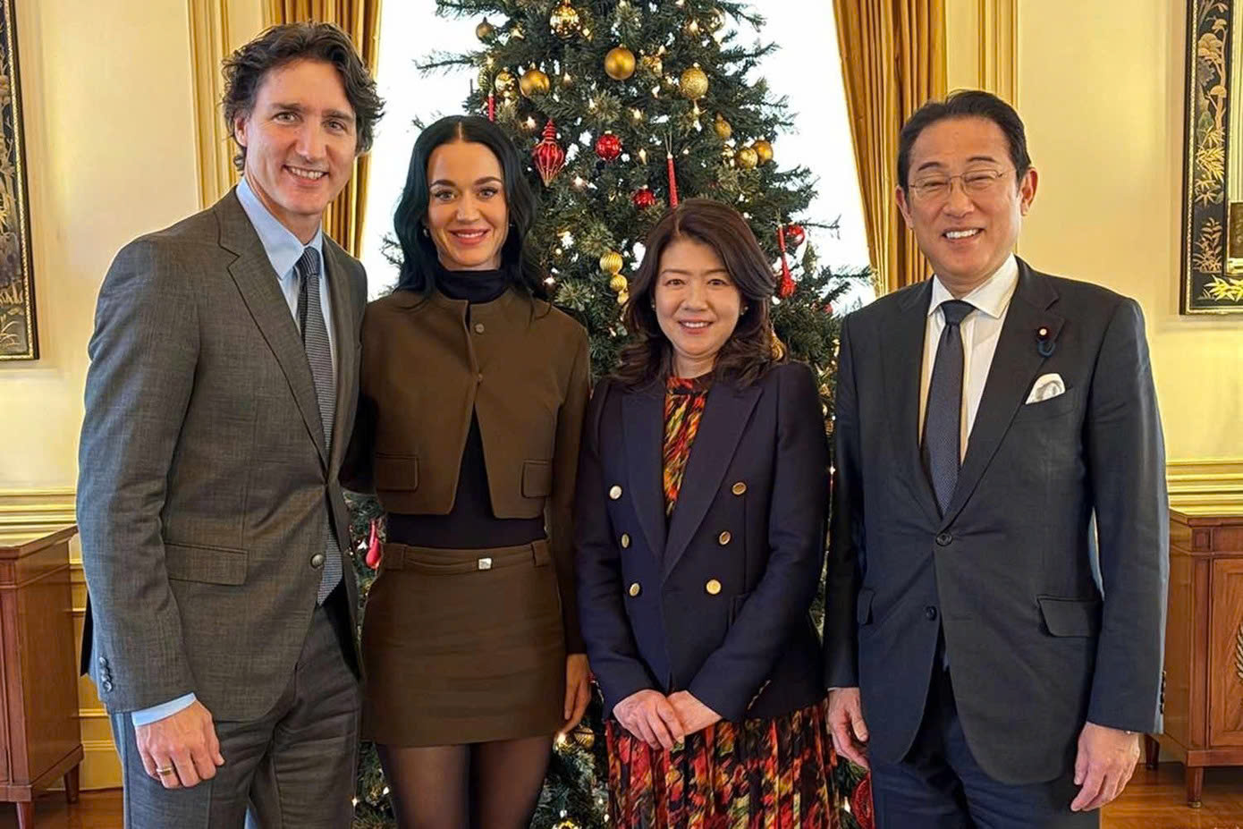Katy Perry và Justin Trudeau bị nghi lợi dụng chuyện hẹn hò để kinh ...