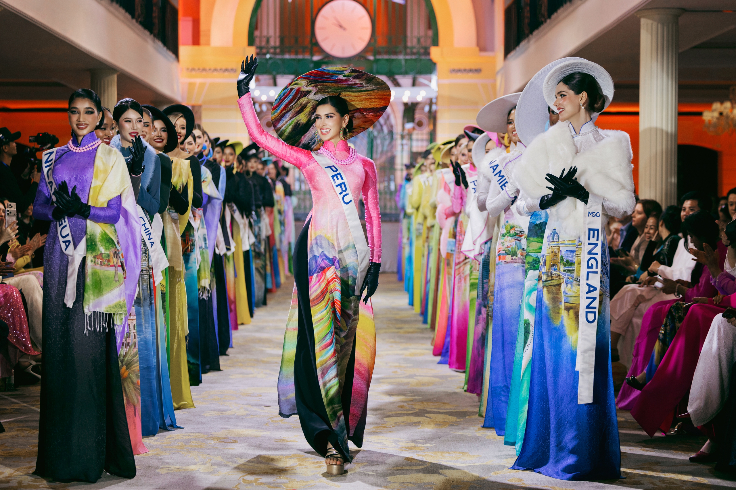 O concurso Miss Internacional exibiu 73 magníficos ao dai (vestidos ...