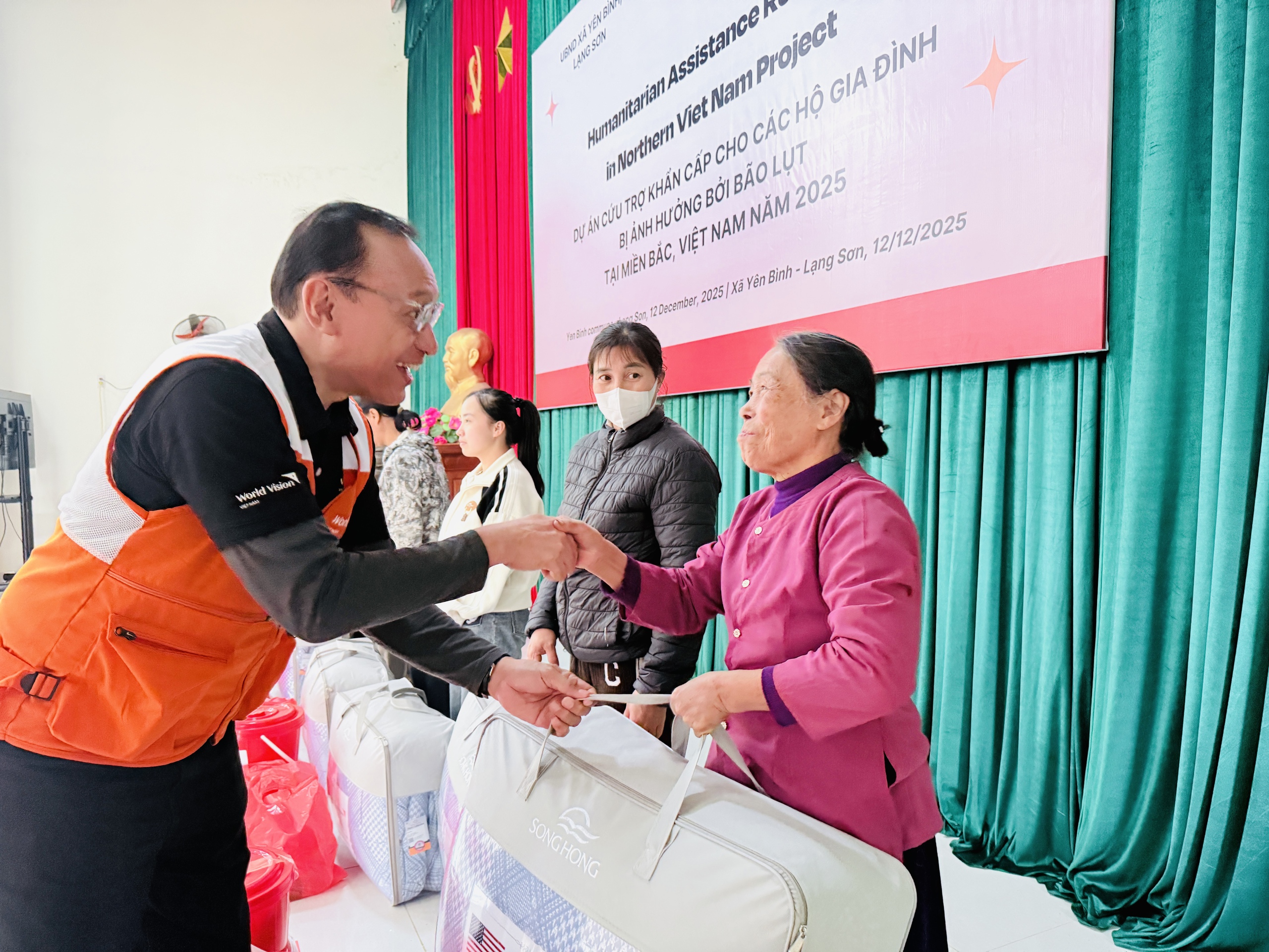 Đại sứ Mỹ đến thăm các gia đình bị ảnh hưởng bởi thiên tai ở Lạng Sơn ...