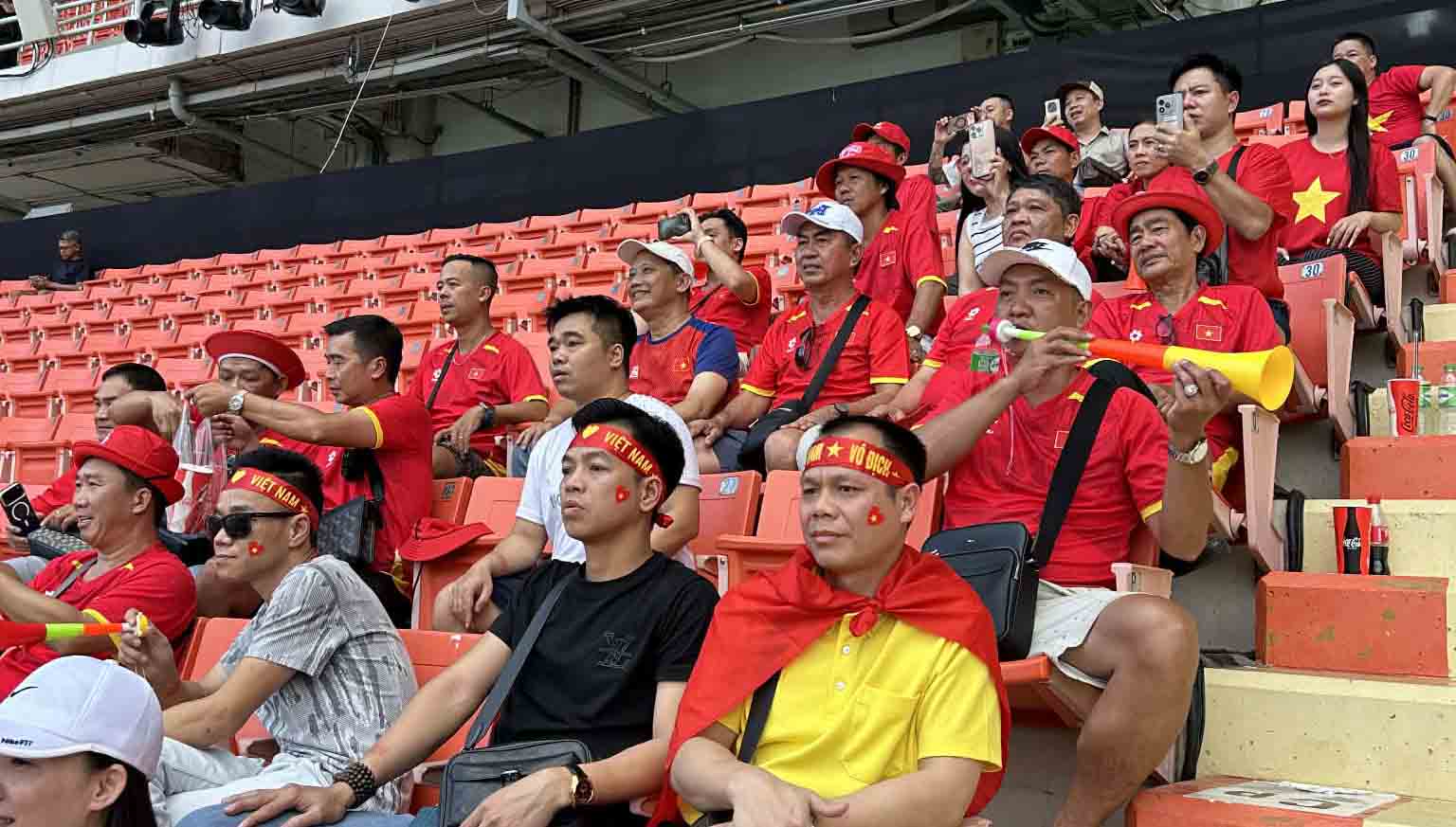 Cổ động viên Việt Nam 'khóc ròng' tìm vé trận chung kết U22 Việt Nam ...