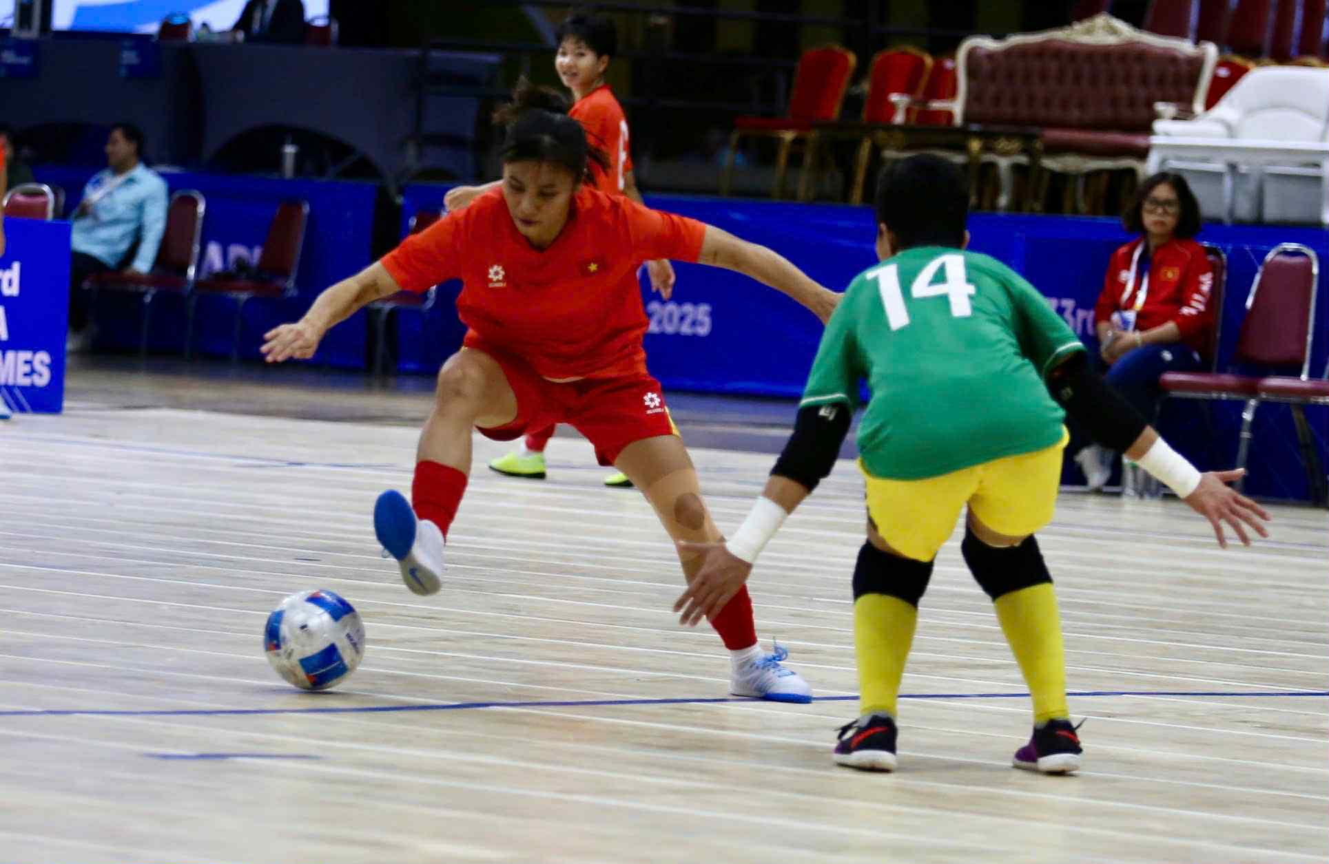 Vietnam women's futsal team wins historic gold medal at SEA Games 33.