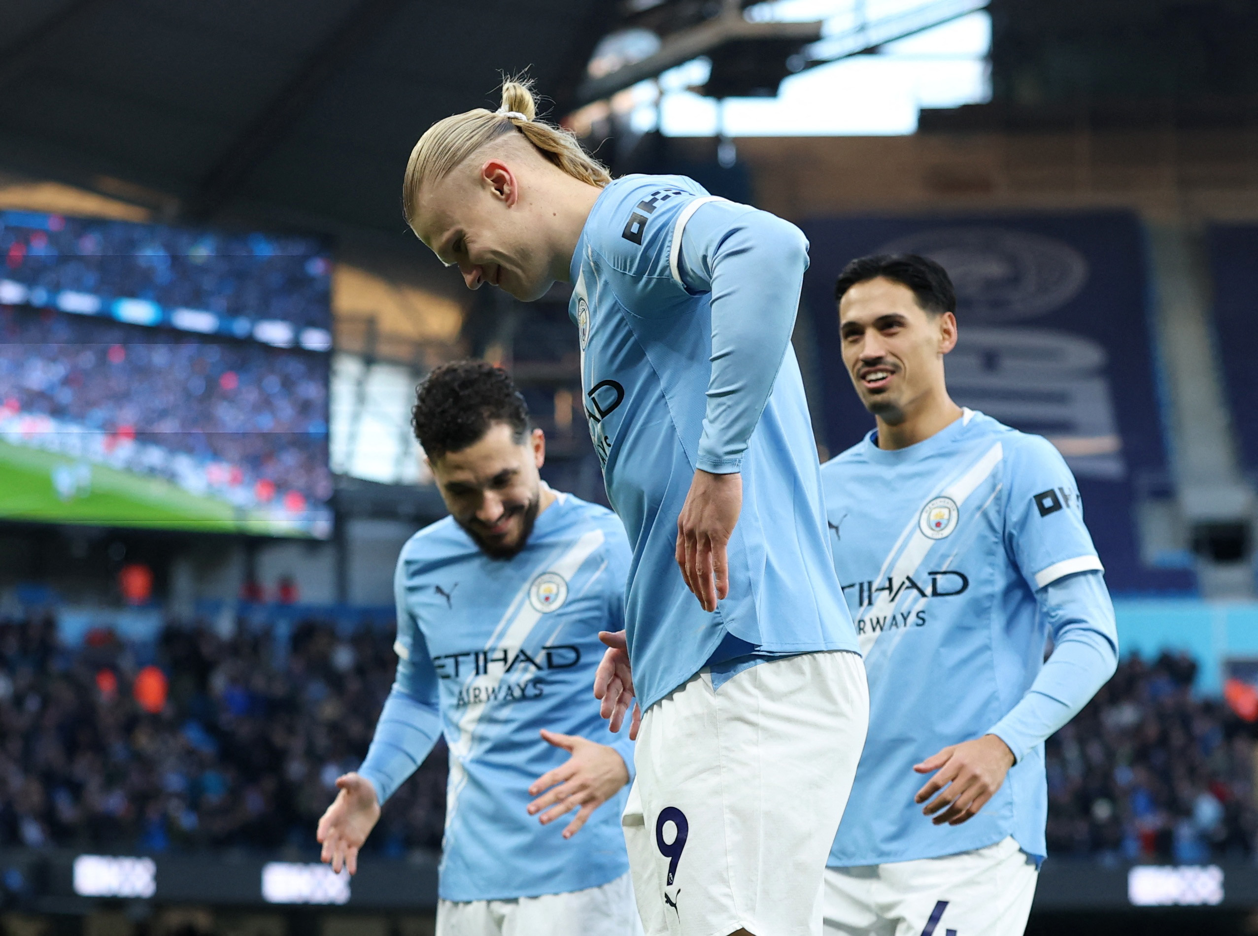 Haaland nhảy điệu robot, Peter Crouch lập tức ‘cầu xin’ một điều - Tuổi ...