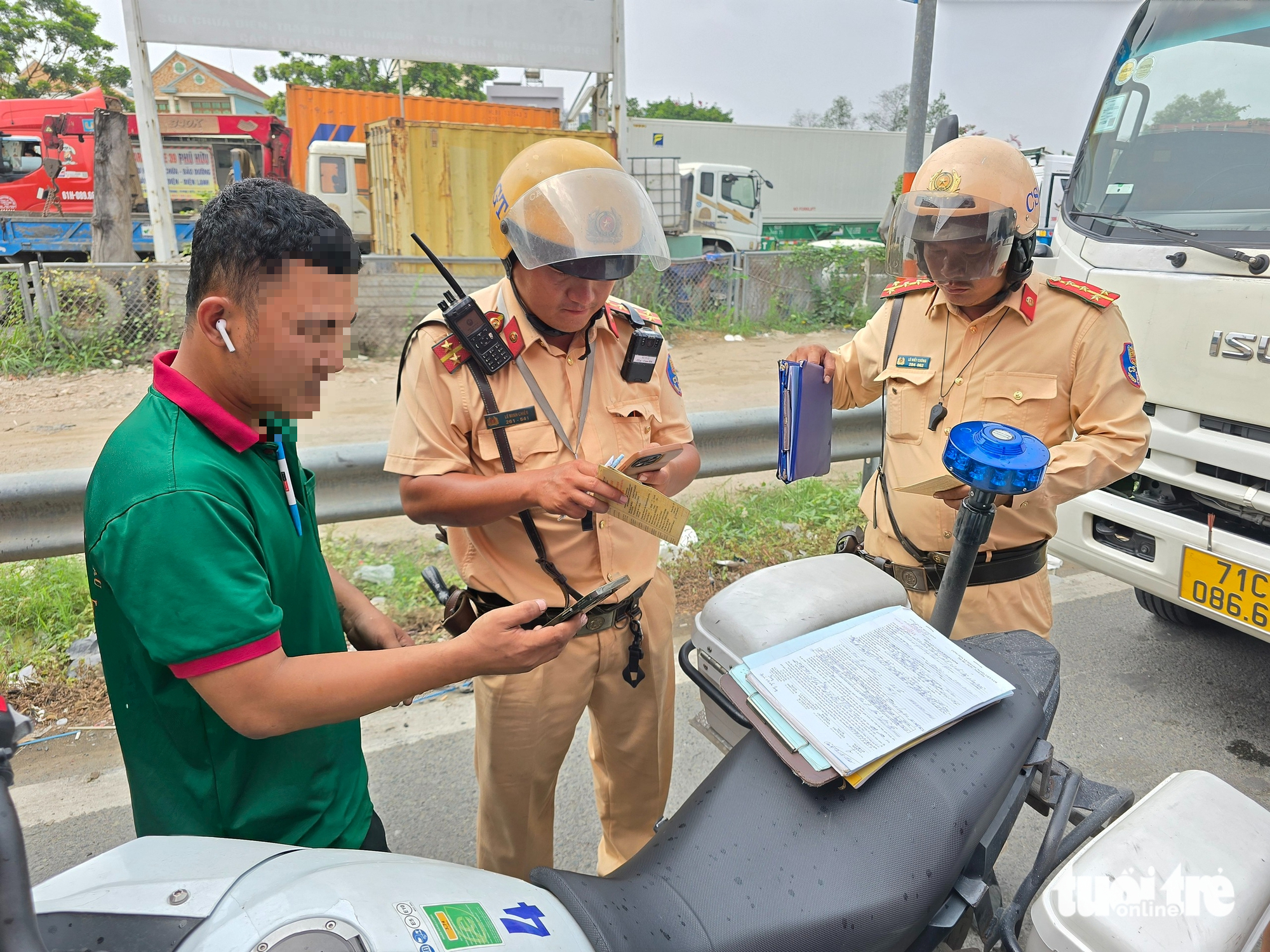 Nhiều tài xế xe container, xe tải... dừng, đỗ sai quy định trên đường ...
