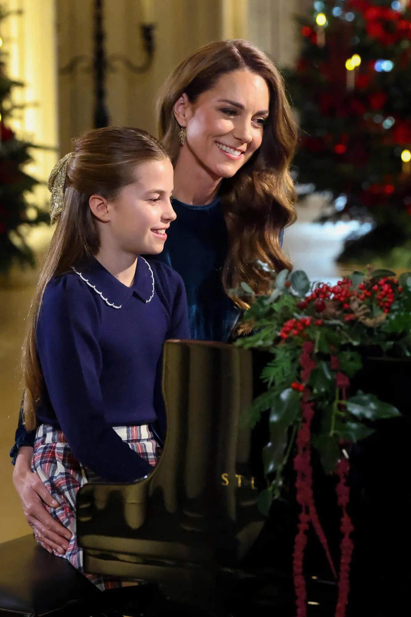 Kate Middleton và Công chúa Charlotte song tấu piano tại lễ hát thánh ...