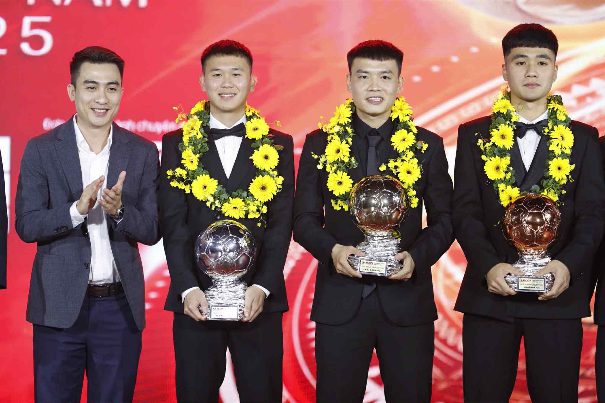 Midfielder Hoang Duc, striker Bich Thuy win Vietnam Golden Ball awards