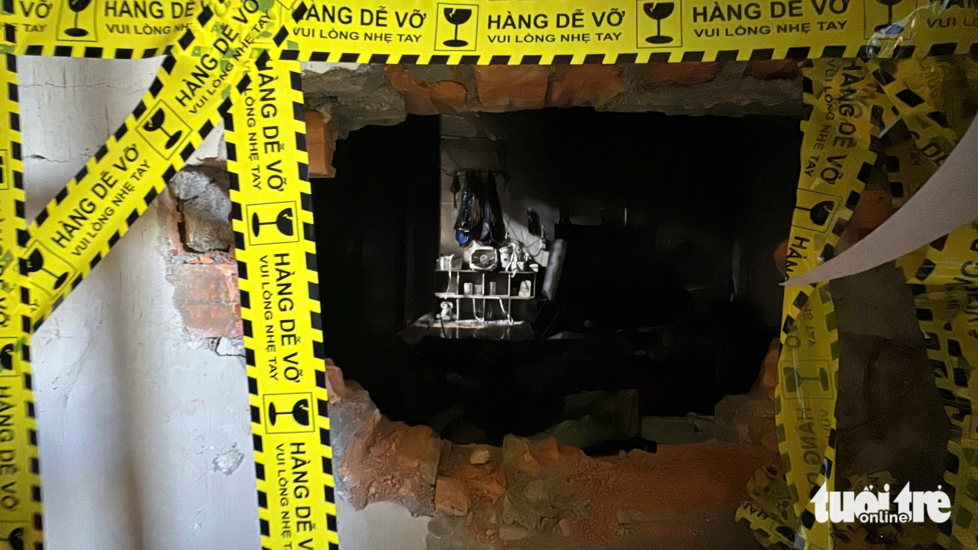 Công an kể lại 5 phút đục tường, đưa 5 nạn nhân trong vụ cháy ra ngoài ...