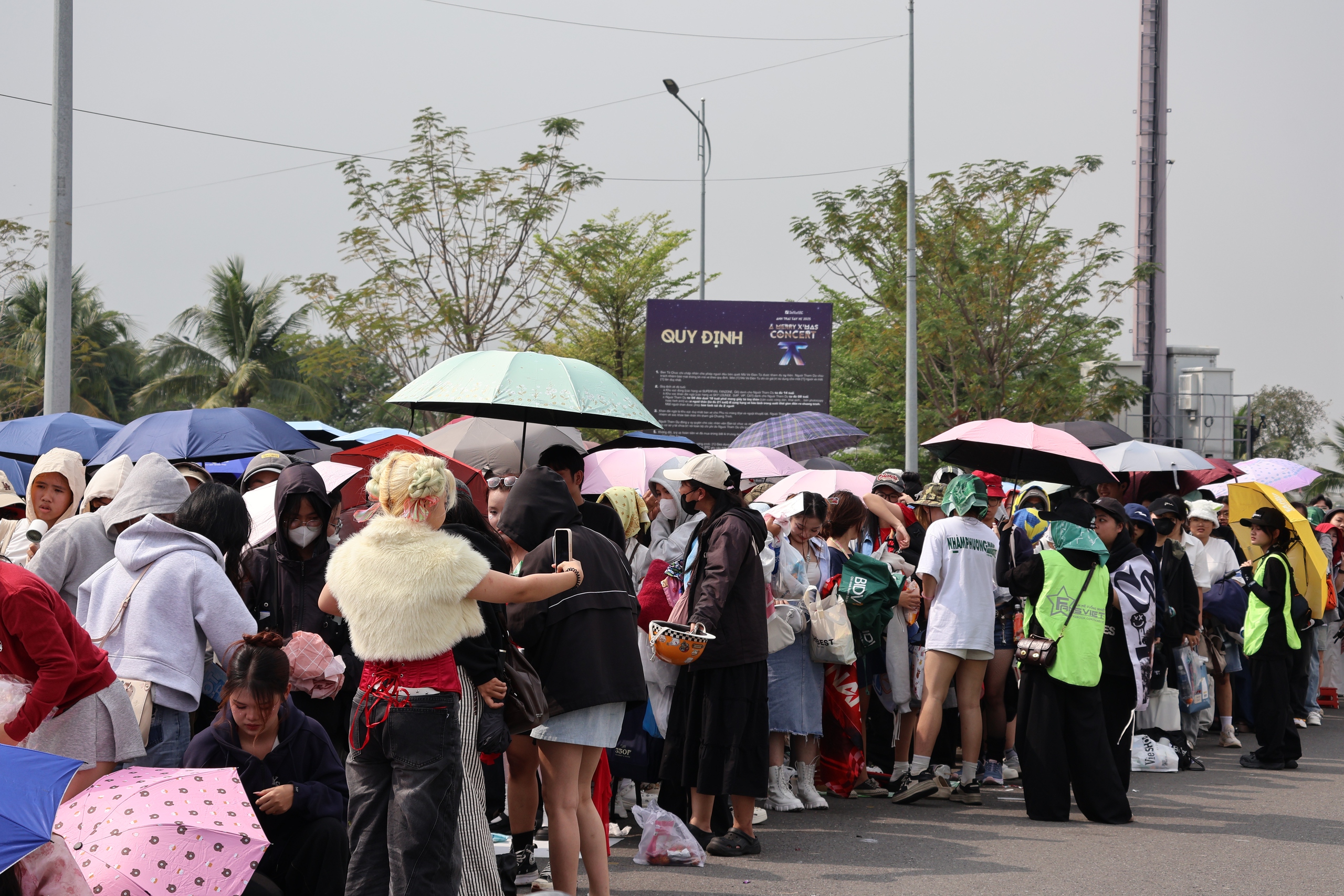 Người hâm mộ háo hức chờ đợi concert Anh trai say hi