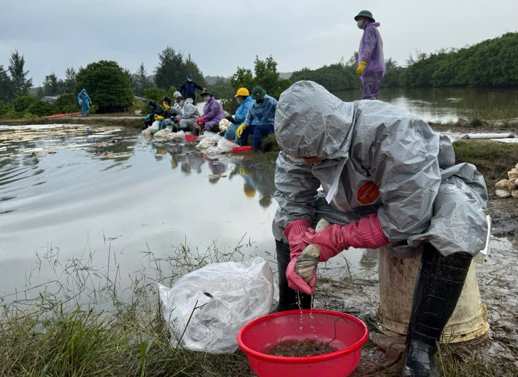 Vietnam military mobilizes forces to contain oil spill at Dung Quat