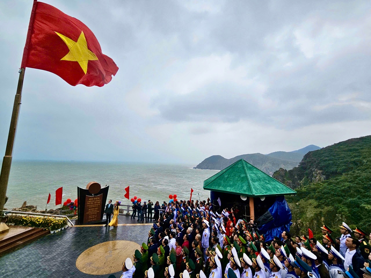 Dak Lak celebrates the New Year with a flag-raising ceremony at Mui ...