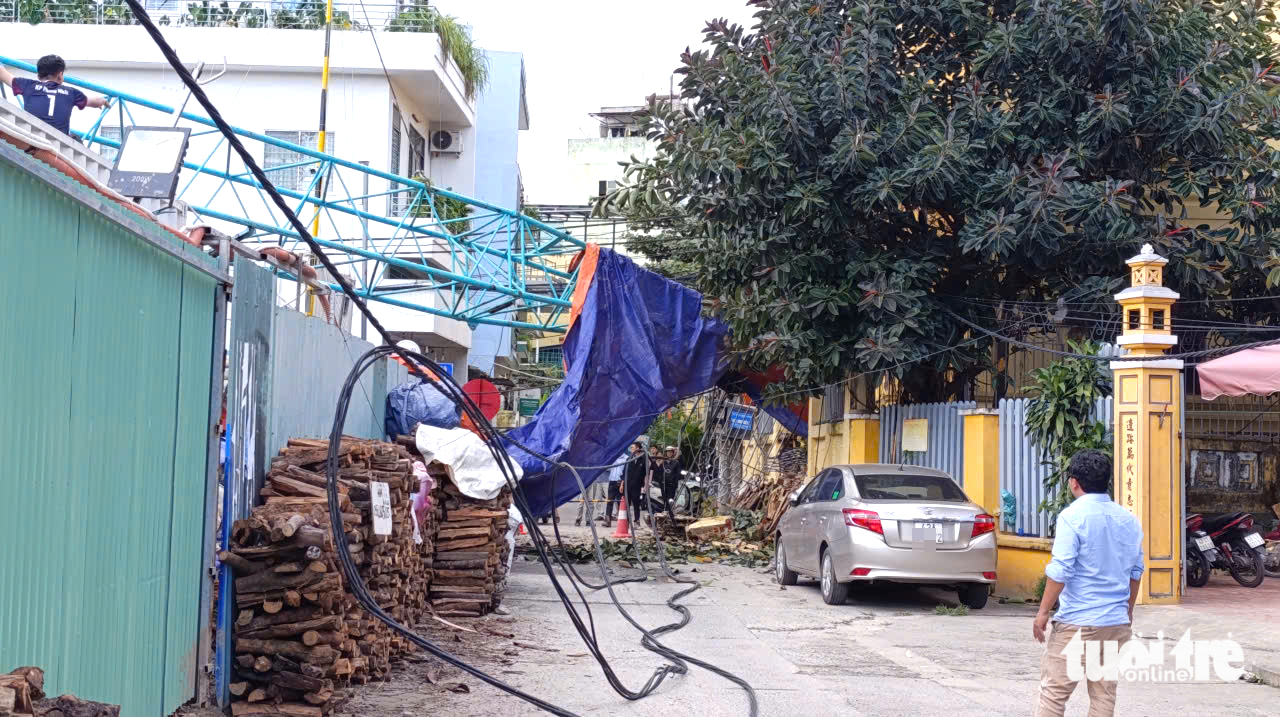 A chilling scene unfolded as a construction crane, tens of meters high ...