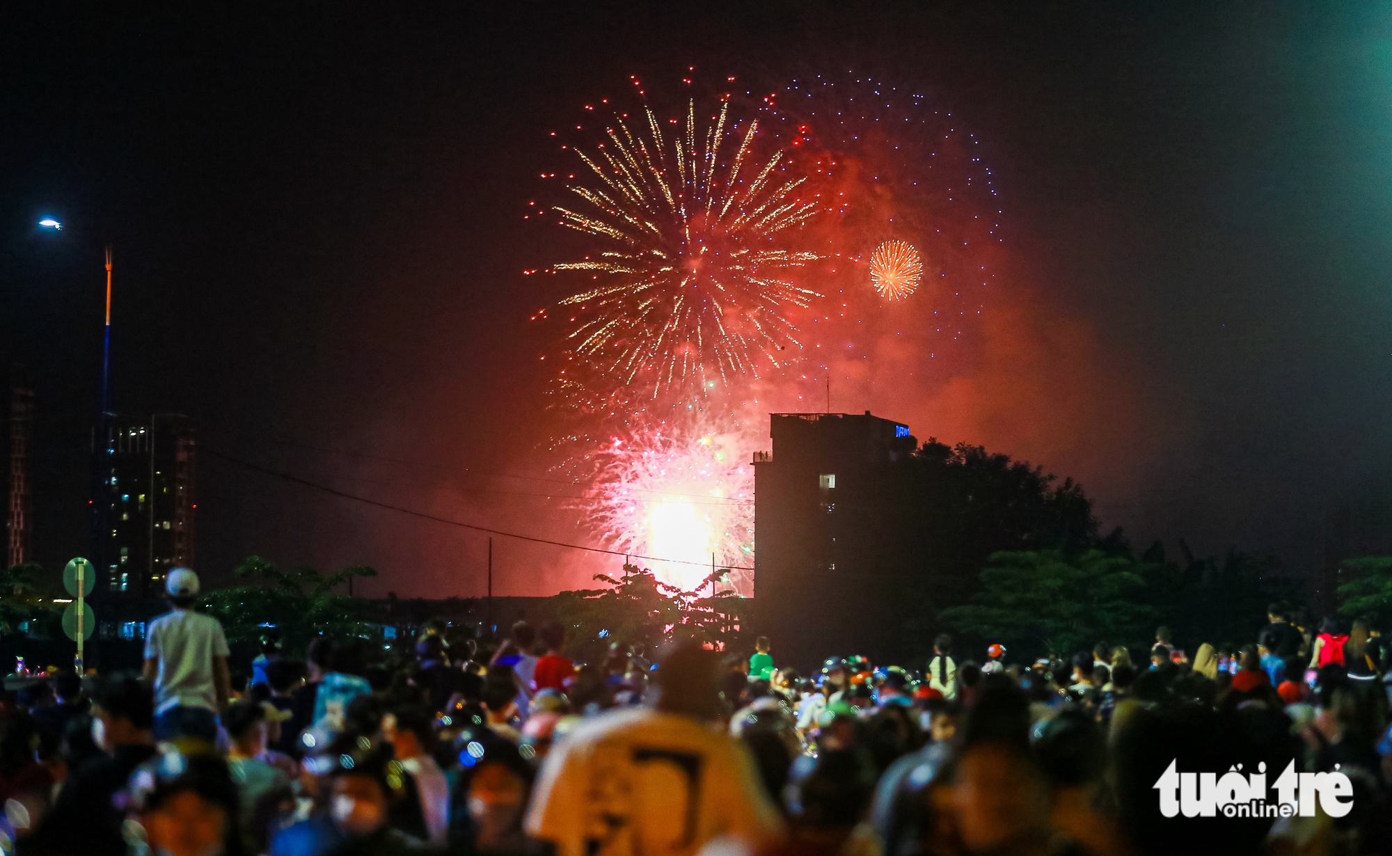 Tonight, Ho Chi Minh City will have fireworks displays at four ...
