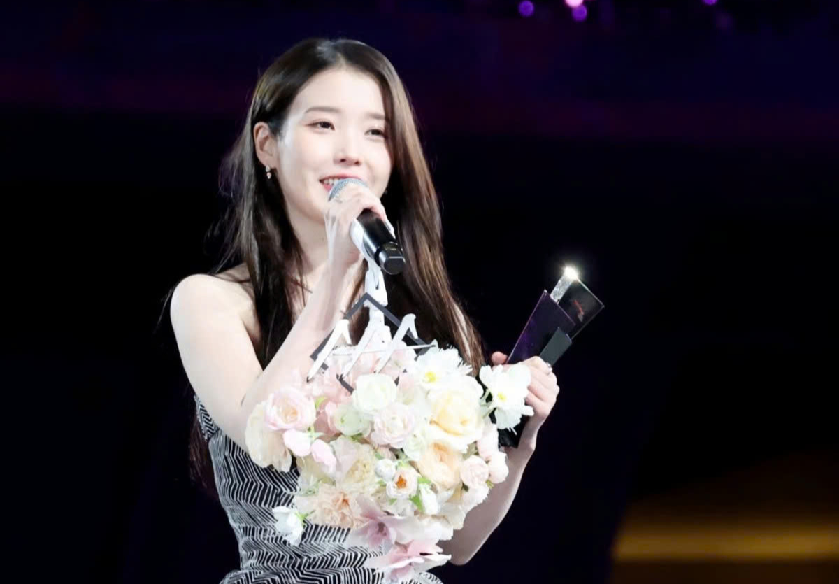 IU, Park Bo Gum tình tứ tại AAA 2025, G-DRAGON là nghệ sĩ huyền thoại - Tuổi Trẻ Online