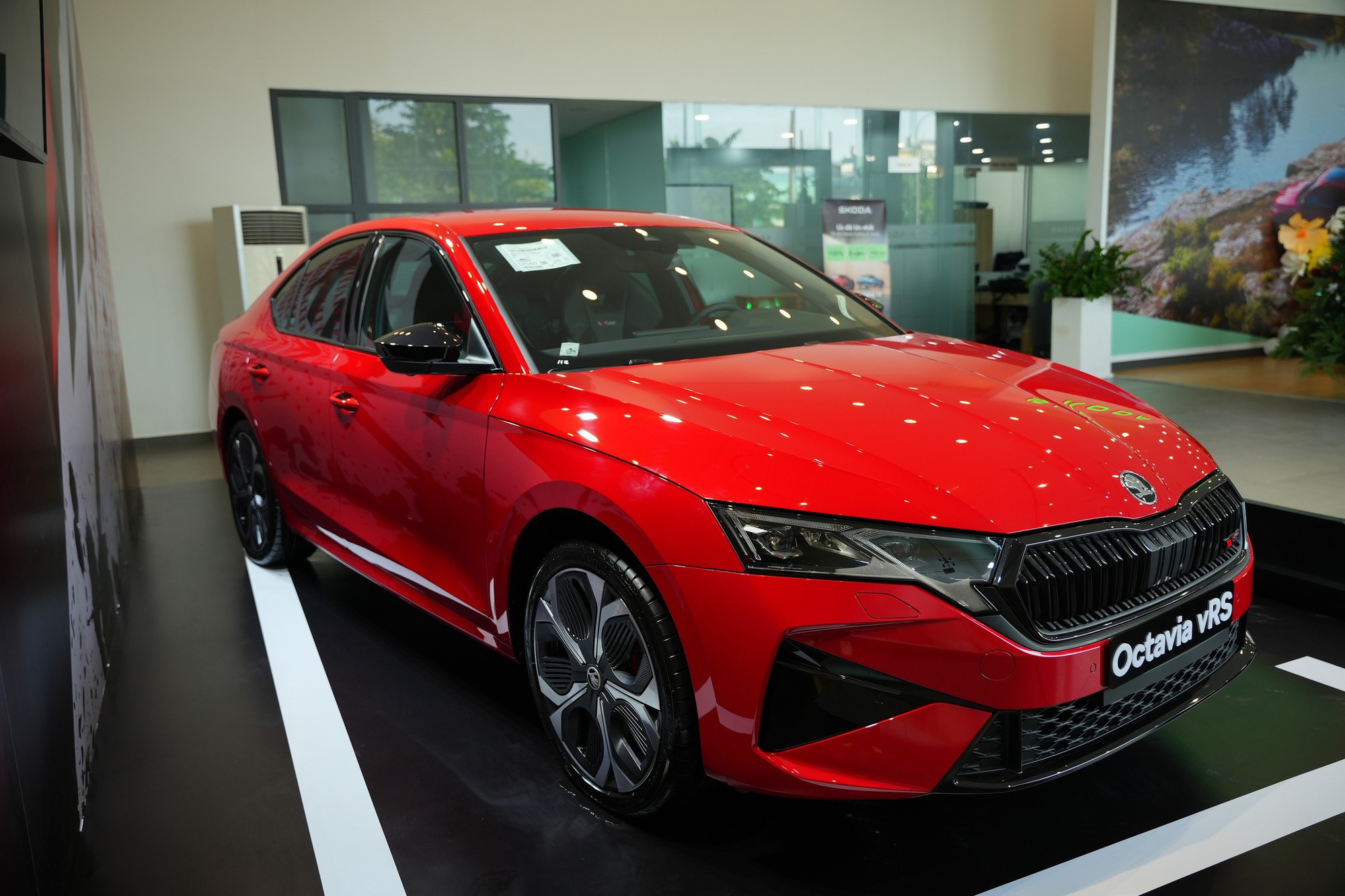 Skoda Octavia vRS sắp ra mắt Việt Nam: Đã có ở đại lý, giá dự kiến 1,5 ...