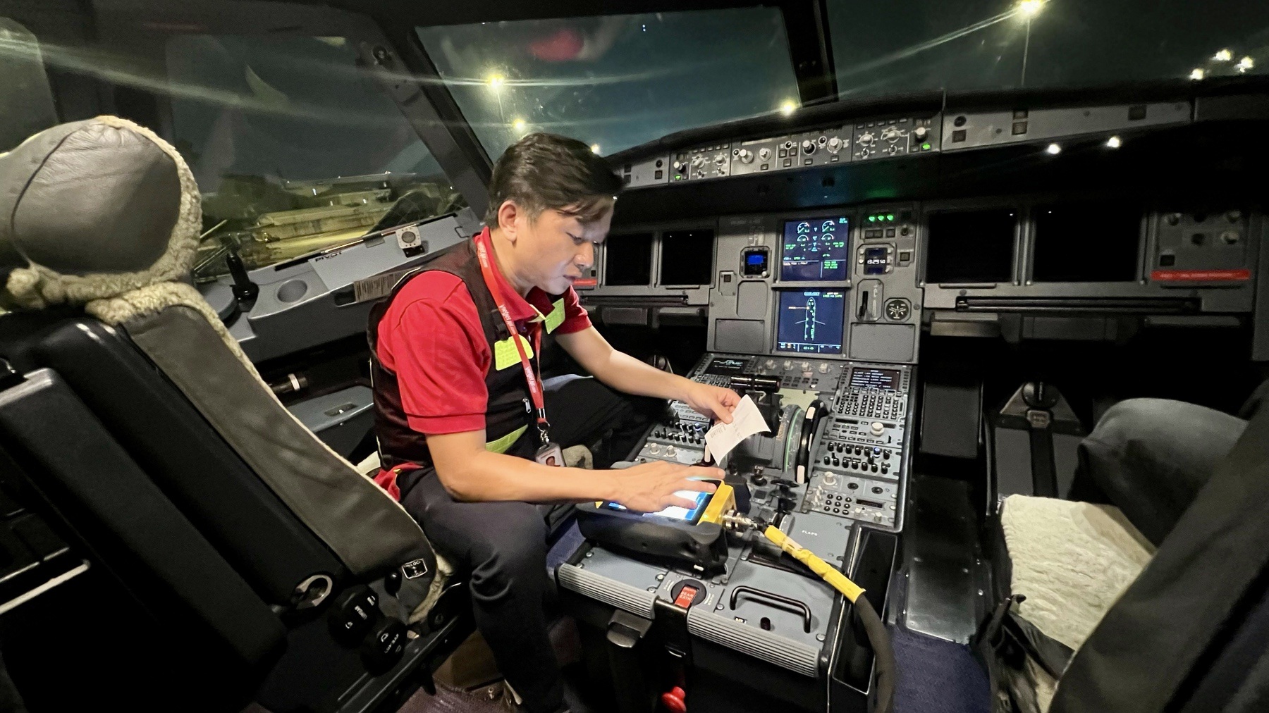 32 giờ 'giải cứu' đội bay Airbus A320 - Tuổi Trẻ Online