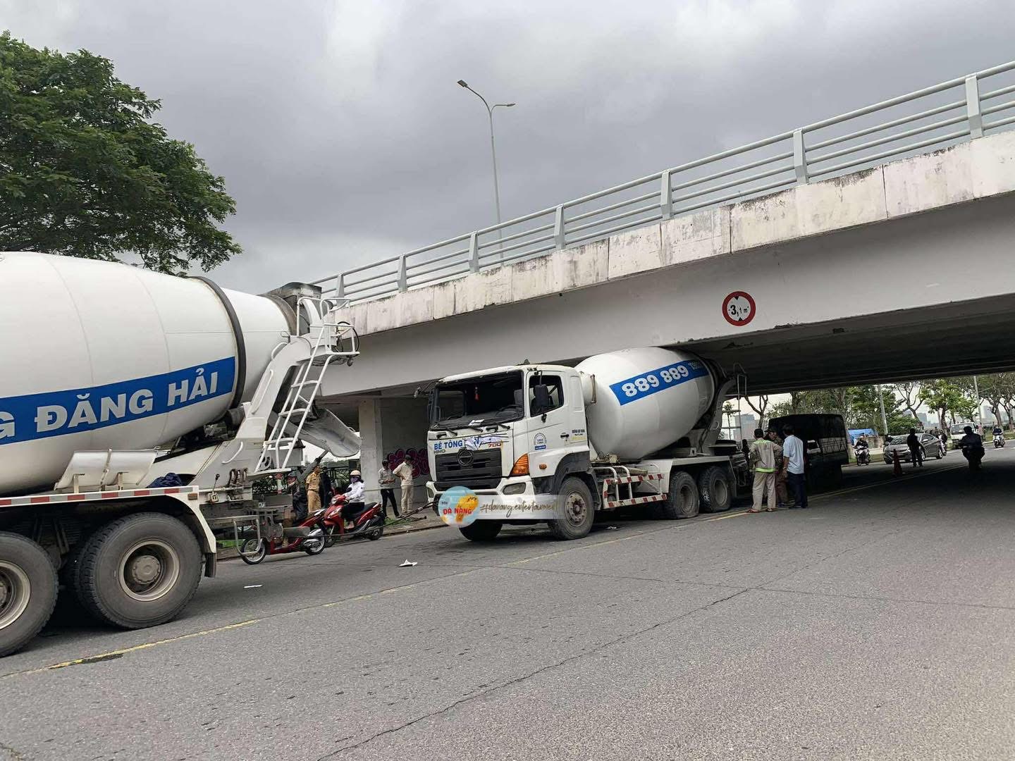 Cầu Tiên Sơn liên tục 'sứt đầu mẻ trán' vì xe quá khổ mắc kẹt dưới gầm ...