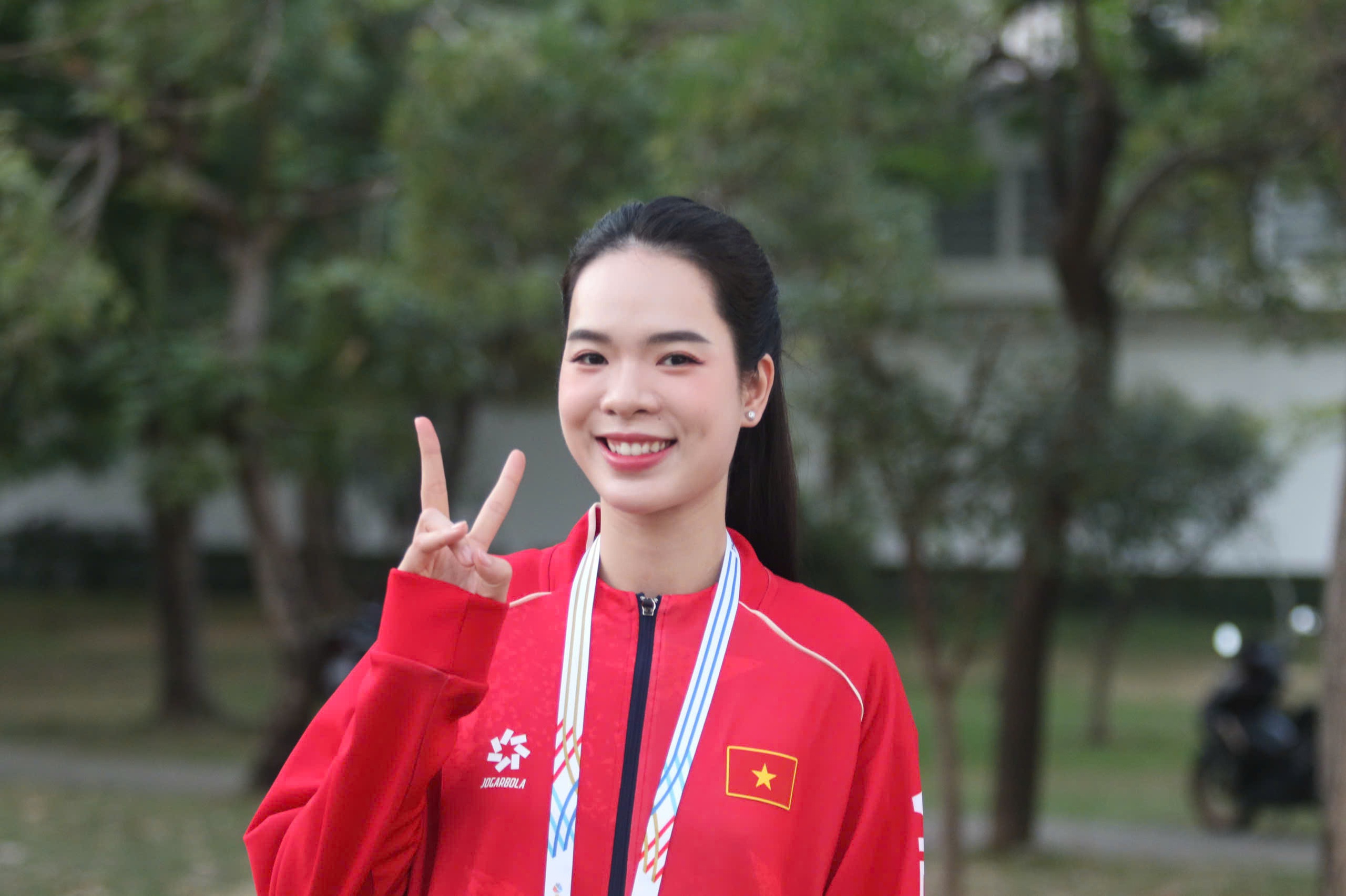 Hoa khôi Thanh Thúy: 'Tôi xúc động khi được cầm cờ Việt Nam tại SEA Games'