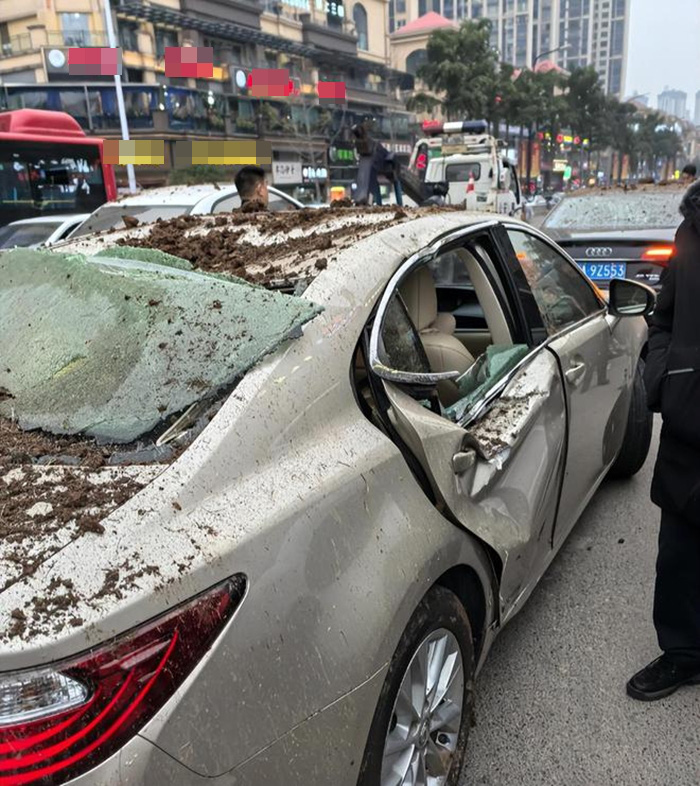 Bé trai ném pháo xuống cống gây nổ lớn, nhiều xe sang thiệt hại, gia ...