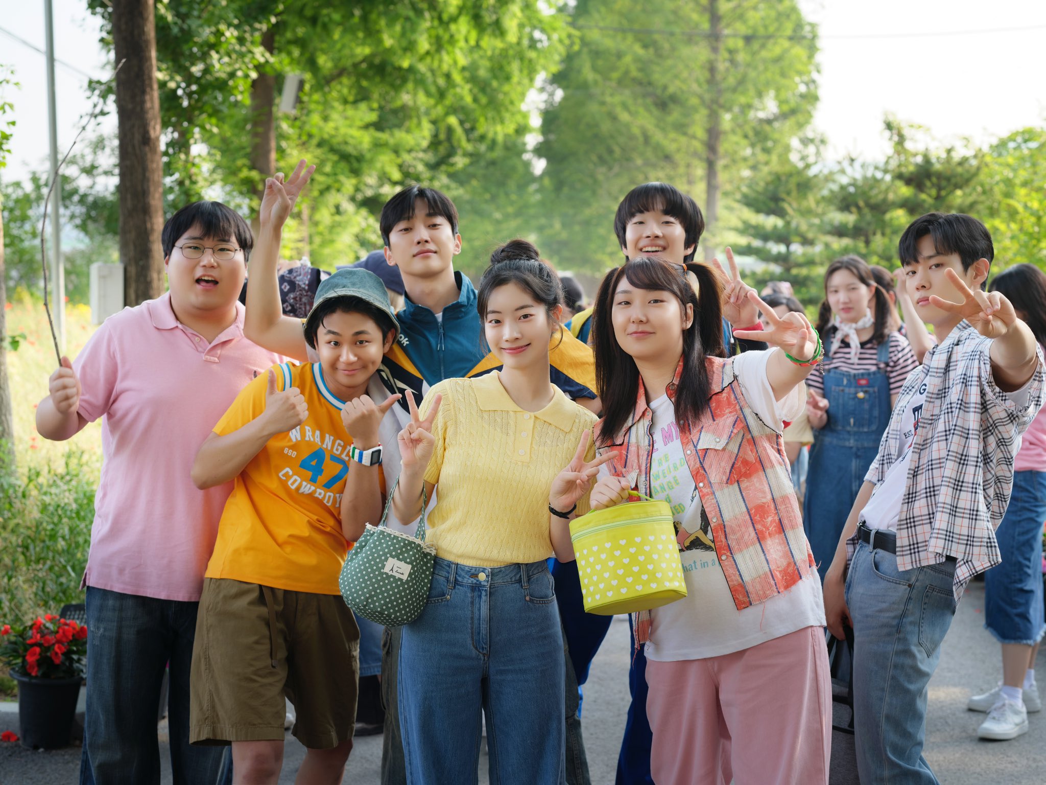 Phim của Jinyoung (B1A4) và Dahyun (TWICE) tung ảnh hậu trường; Jennie tung teaser MV mới...