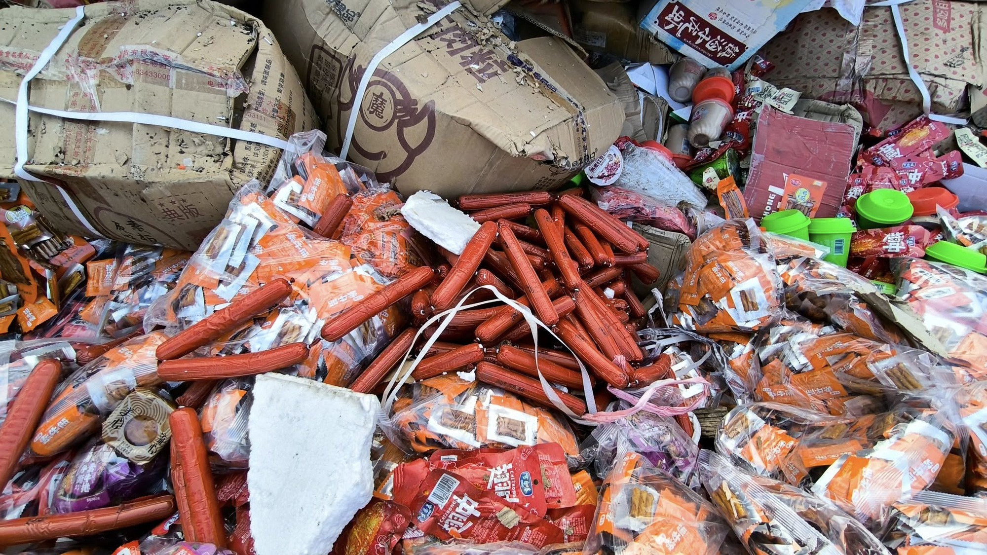 Phát hiện 'núi' bánh kẹo đổ trong bãi rác La Phù, lãnh đạo huyện Hoài ...