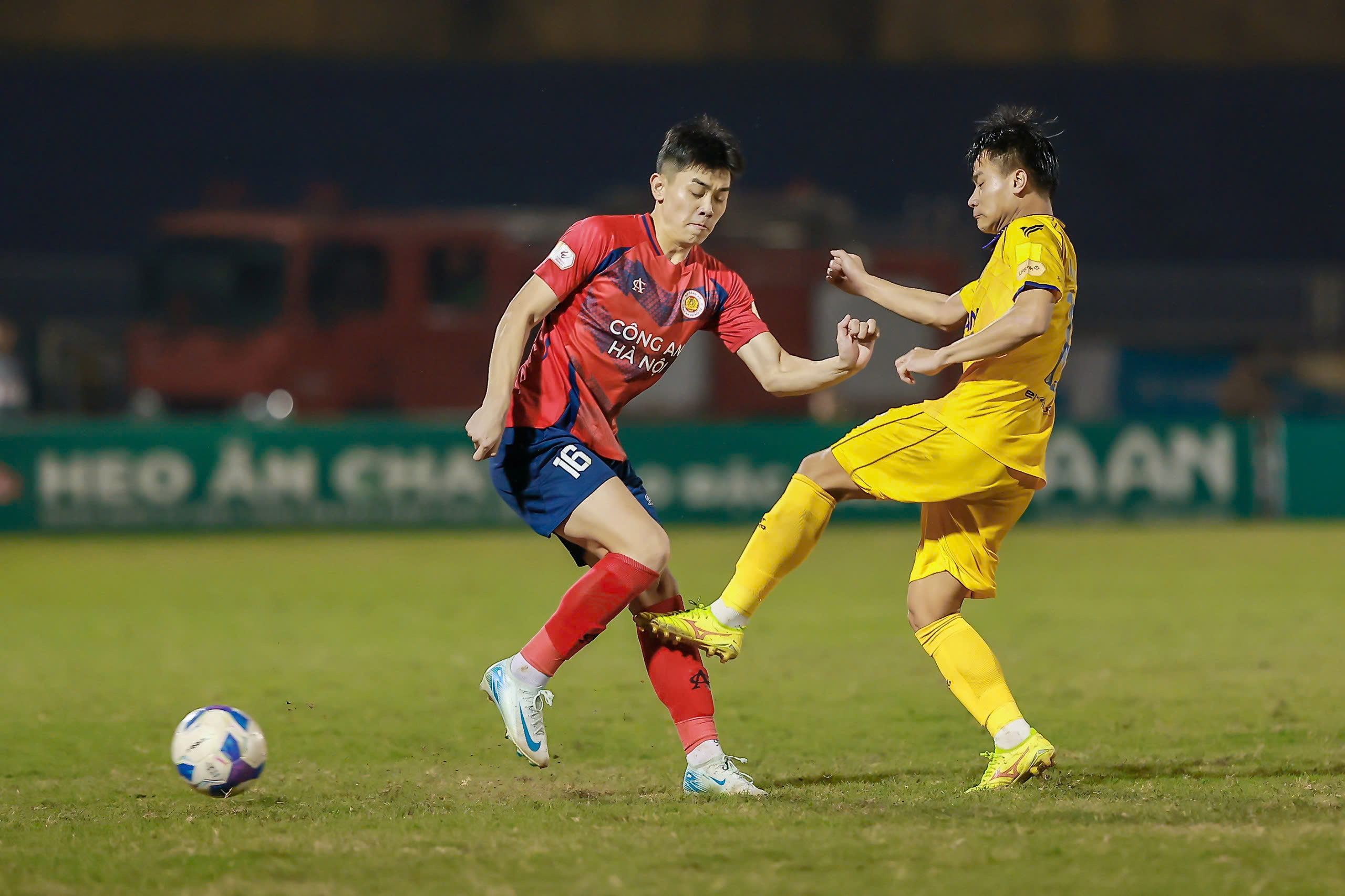 CLB Công An Hà Nội không thắng nổi đội áp chót V-League - Tuổi Trẻ Online