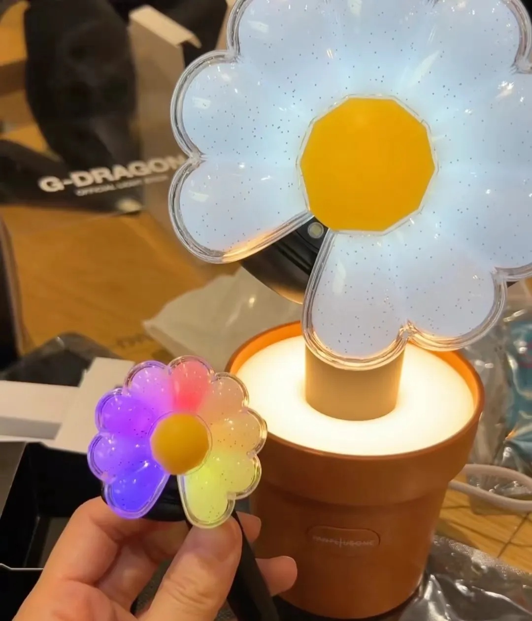 Có gì trong chiếc lightstick 1,4 triệu đồng của G-Dragon? - Tuổi Trẻ Online