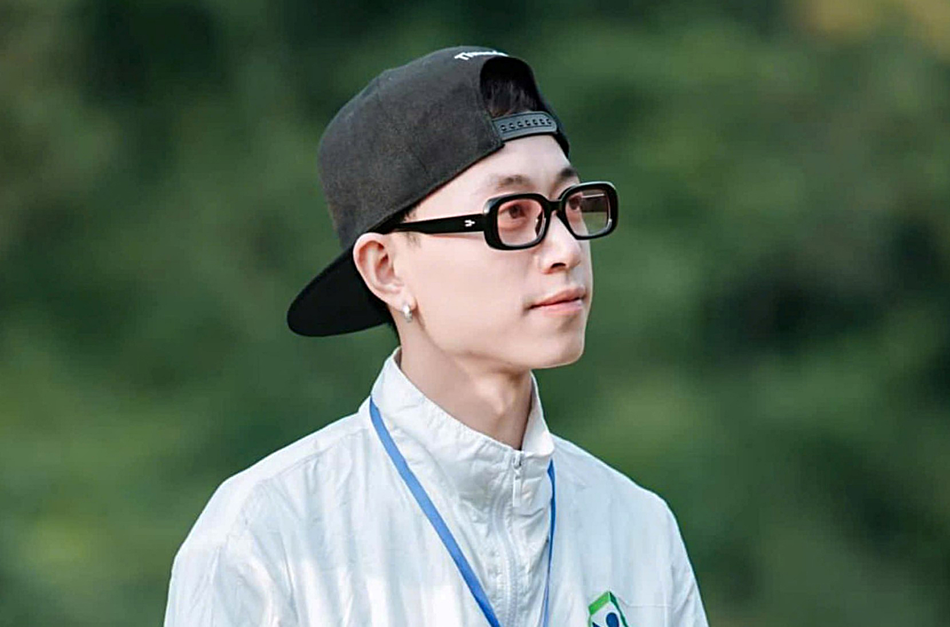 Rapper Double 2T mang ánh điện đến nơi học sinh chân trần, lấm lem bùn ...