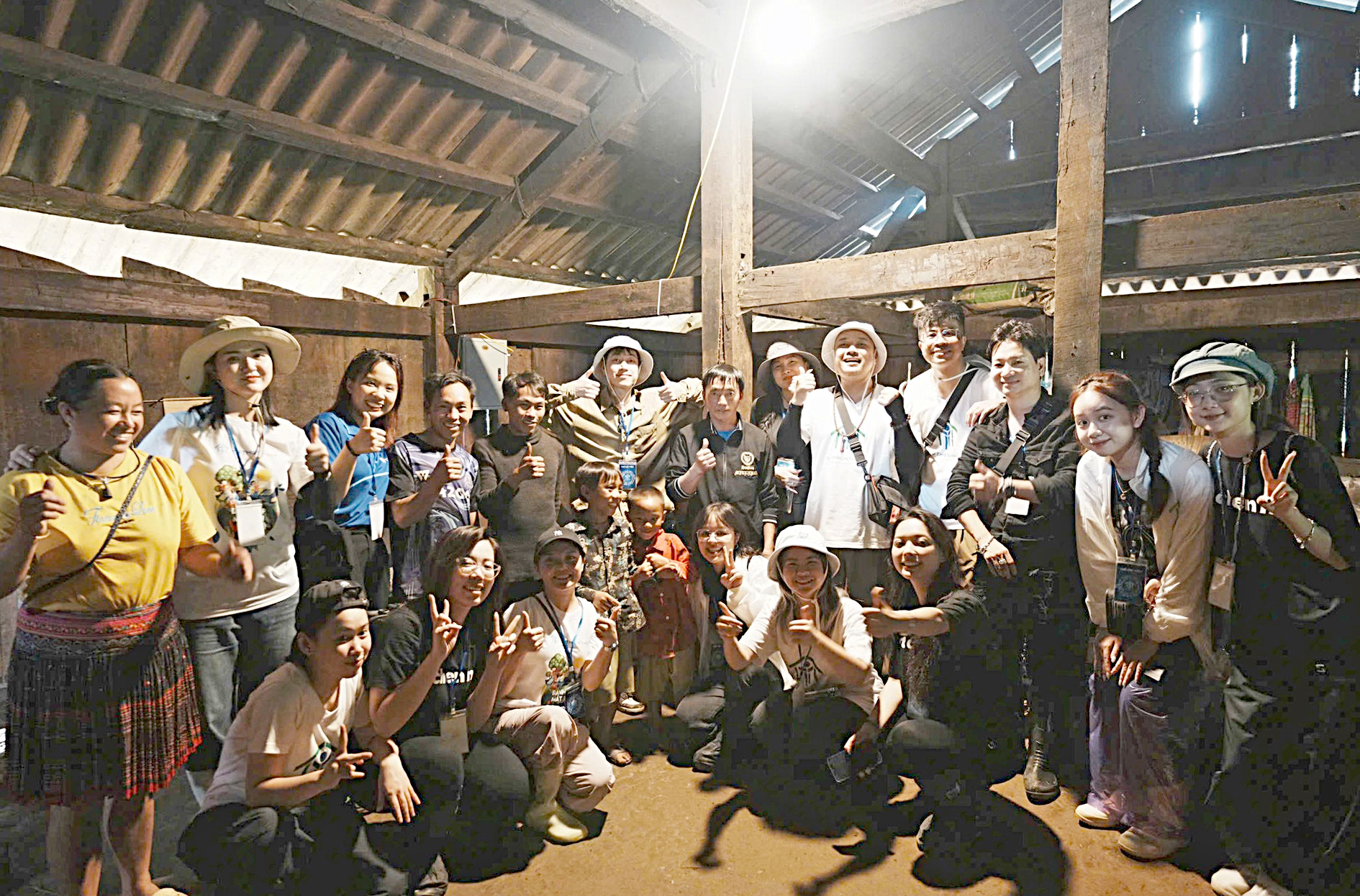 Rapper Double 2T mang ánh điện đến nơi học sinh chân trần, lấm lem bùn ...