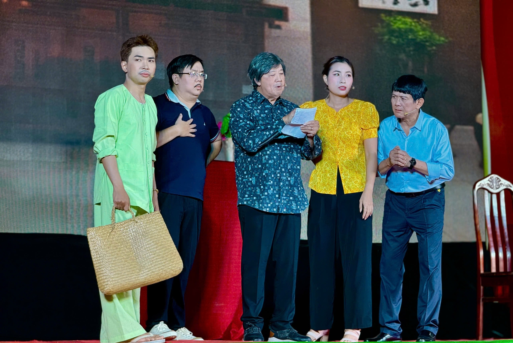 Bao Quoc representa una obra en Soc Trang: el público se rió tanto que querían llorar hasta morir.