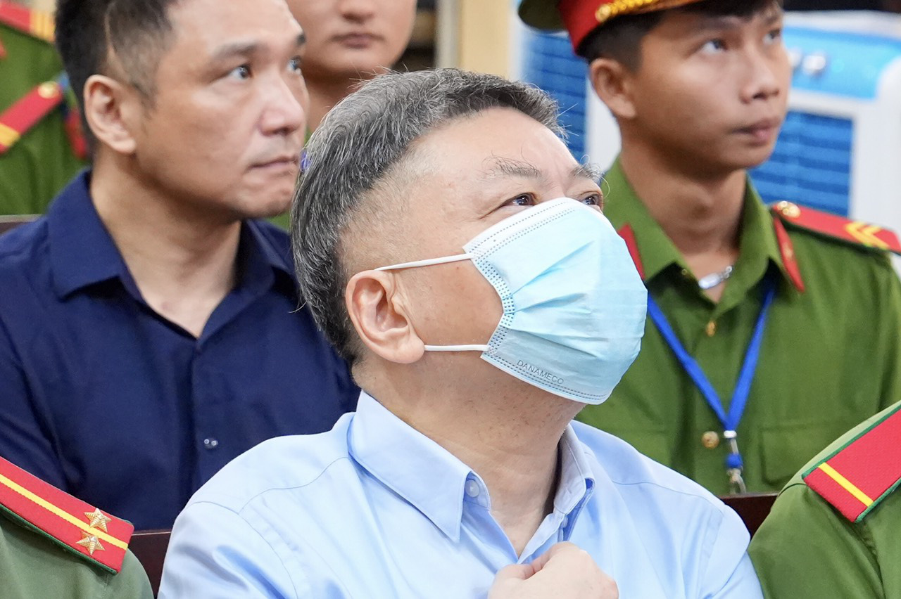 Lần thứ 4 hầu tòa, bà Trương Mỹ Lan không có chồng bên cạnh - Tuổi Trẻ ...