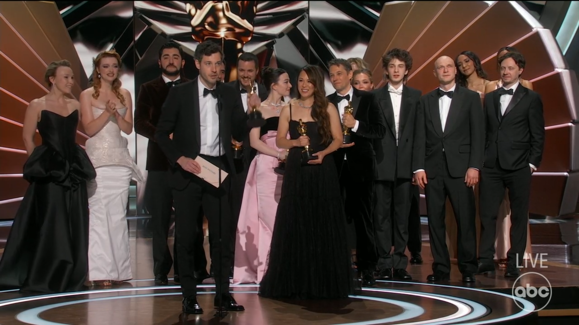 Anora chiến thắng rực rỡ với 5 Oscar, riêng Sean Baker nhận đến 4 tượng vàng - Tuổi Trẻ Online