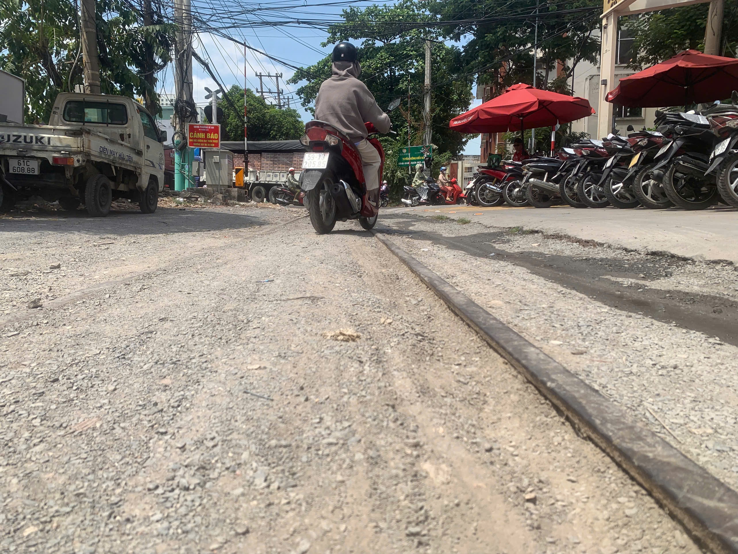 Xe máy liên tiếp té ngã trên đường ray ở Bình Dương, phường cắm cảnh ...