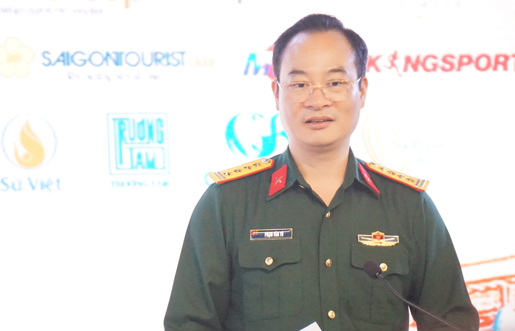 Tu Long, Quoc Thien, Anh Tu and Hoa Minzy with 'North-South Promise'