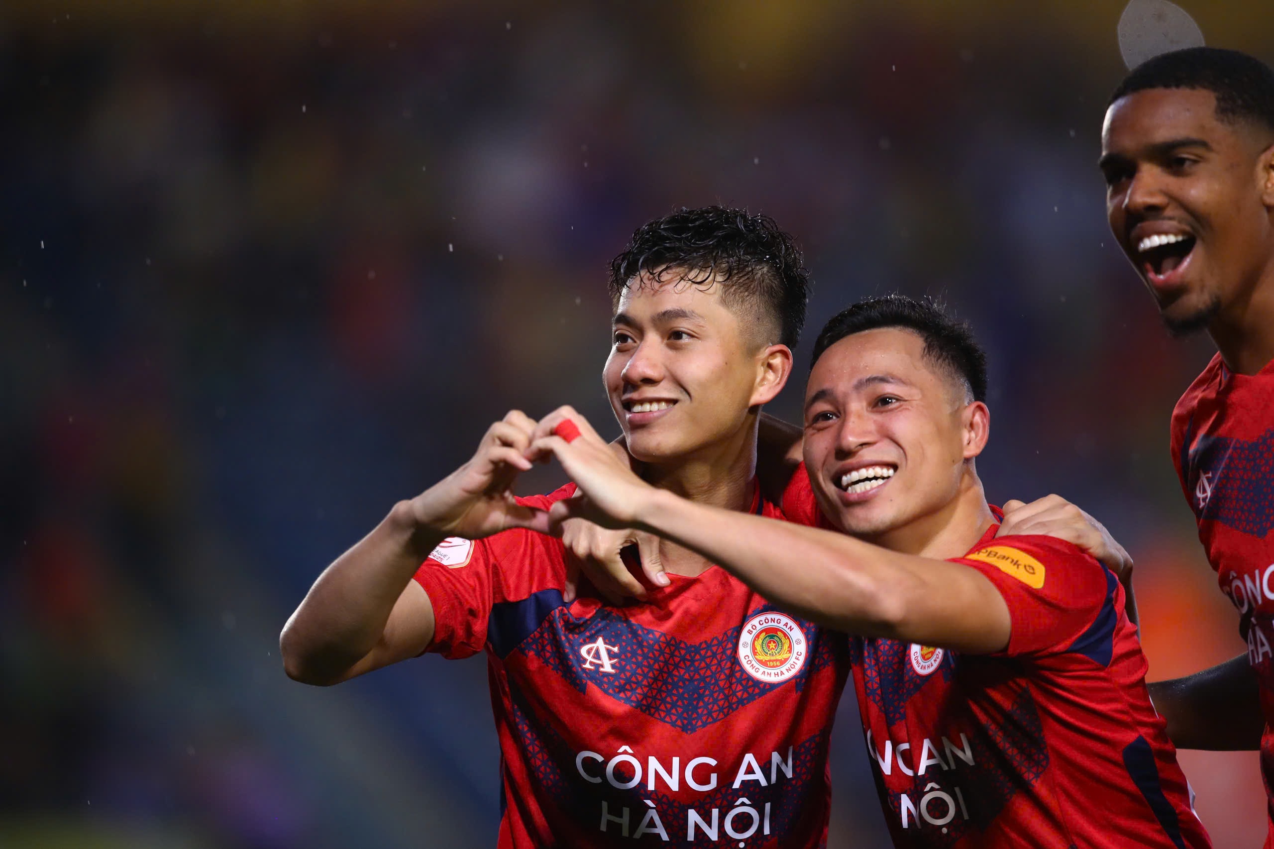 Phan Văn Đức ghi bàn, Công An Hà Nội ngược dòng trước Hoàng Anh Gia Lai - Tuổi Trẻ Online