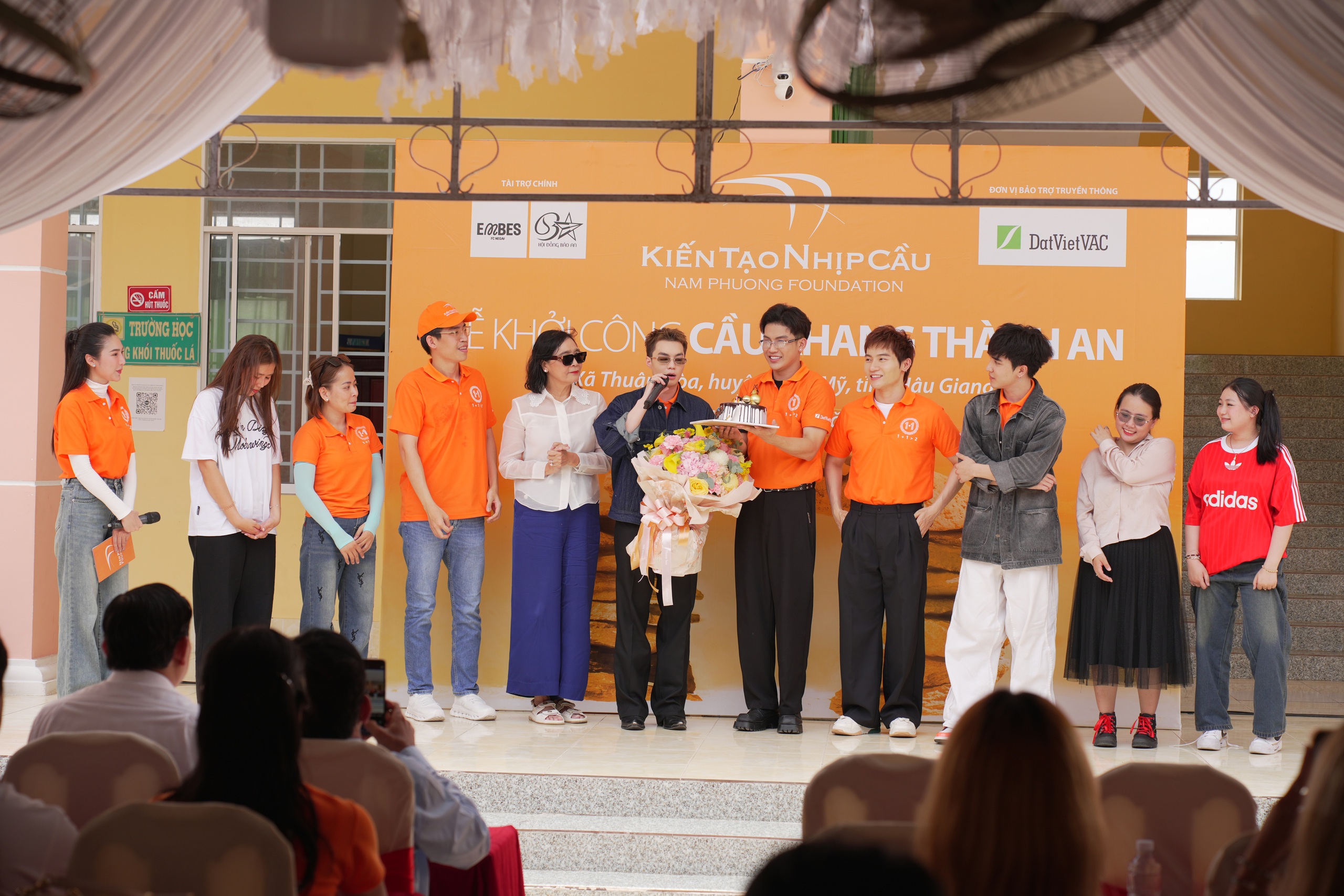 Fan Rapper Negav và Quỹ Nam Phương tặng bà con cầu Khang Thành An - Tuổi Trẻ Online