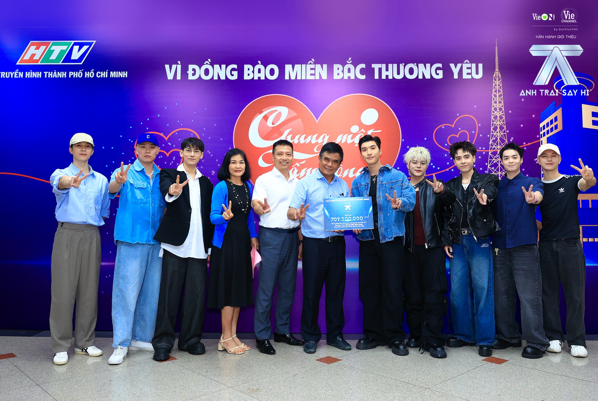 Fan Rapper Negav và Quỹ Nam Phương tặng bà con cầu Khang Thành An ...